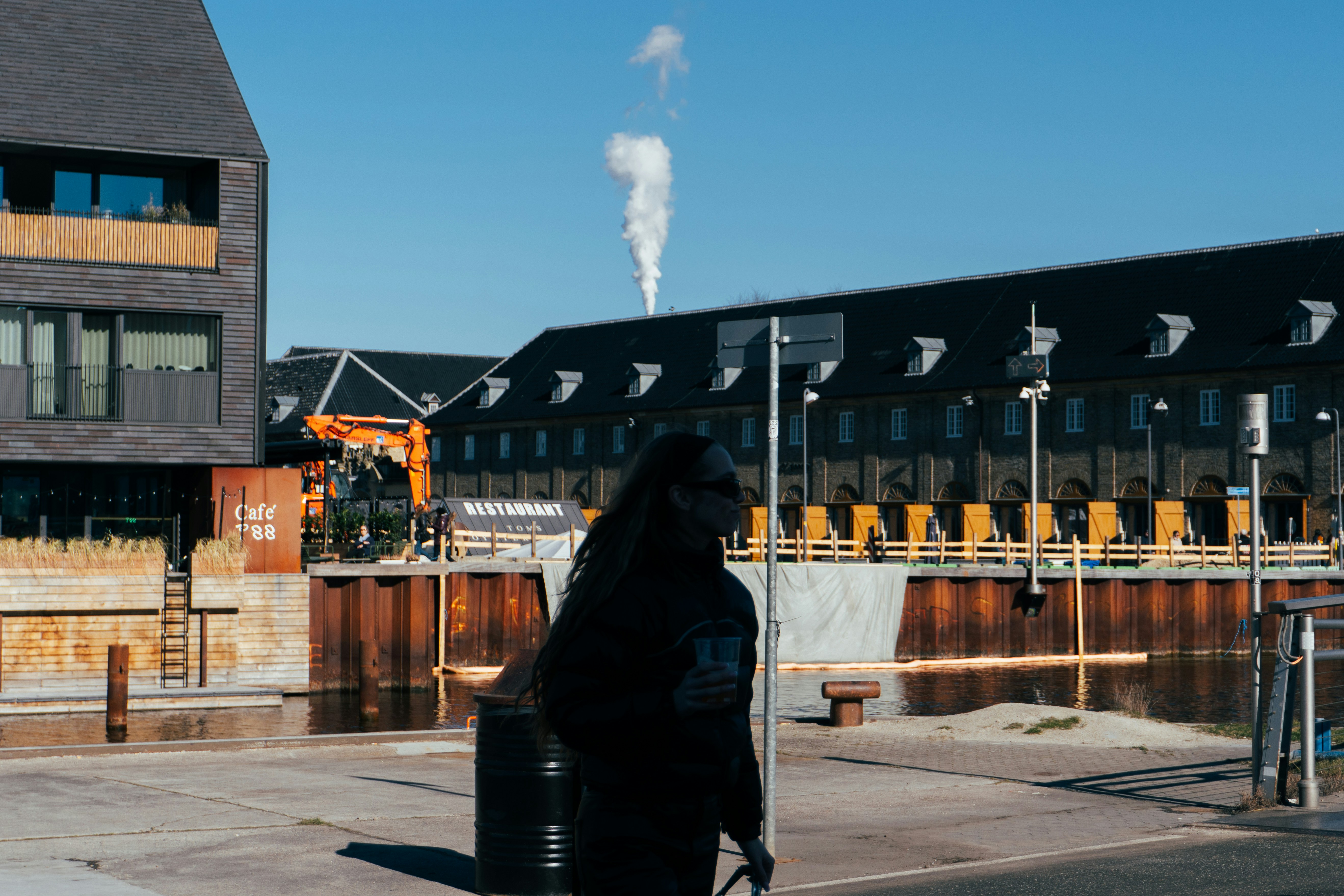 Industrial Hafen at Dusk: Silhouette by the Slipstream