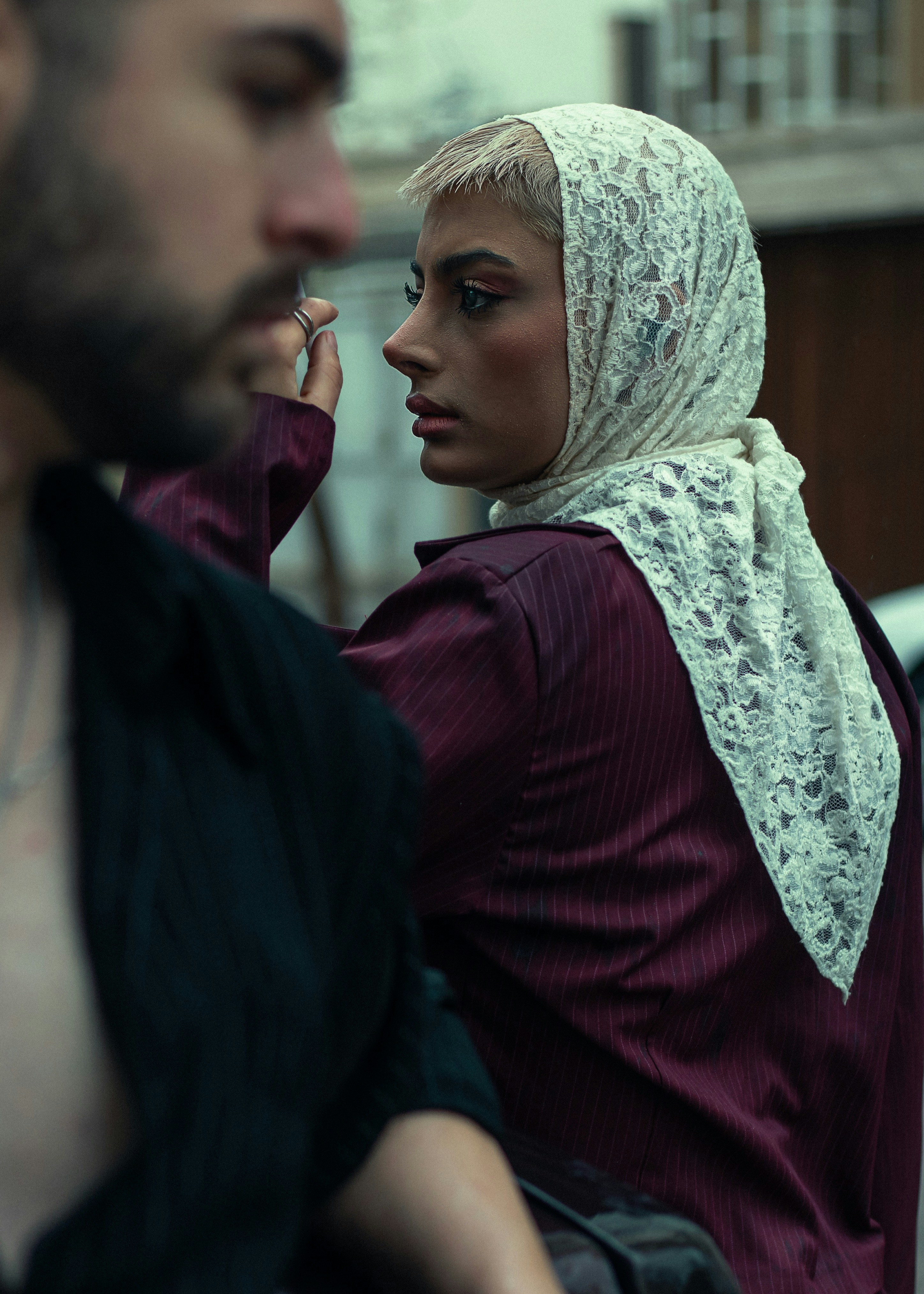 Une femme en hijab détourne le regard. photo – Image gratuite de Femme ...