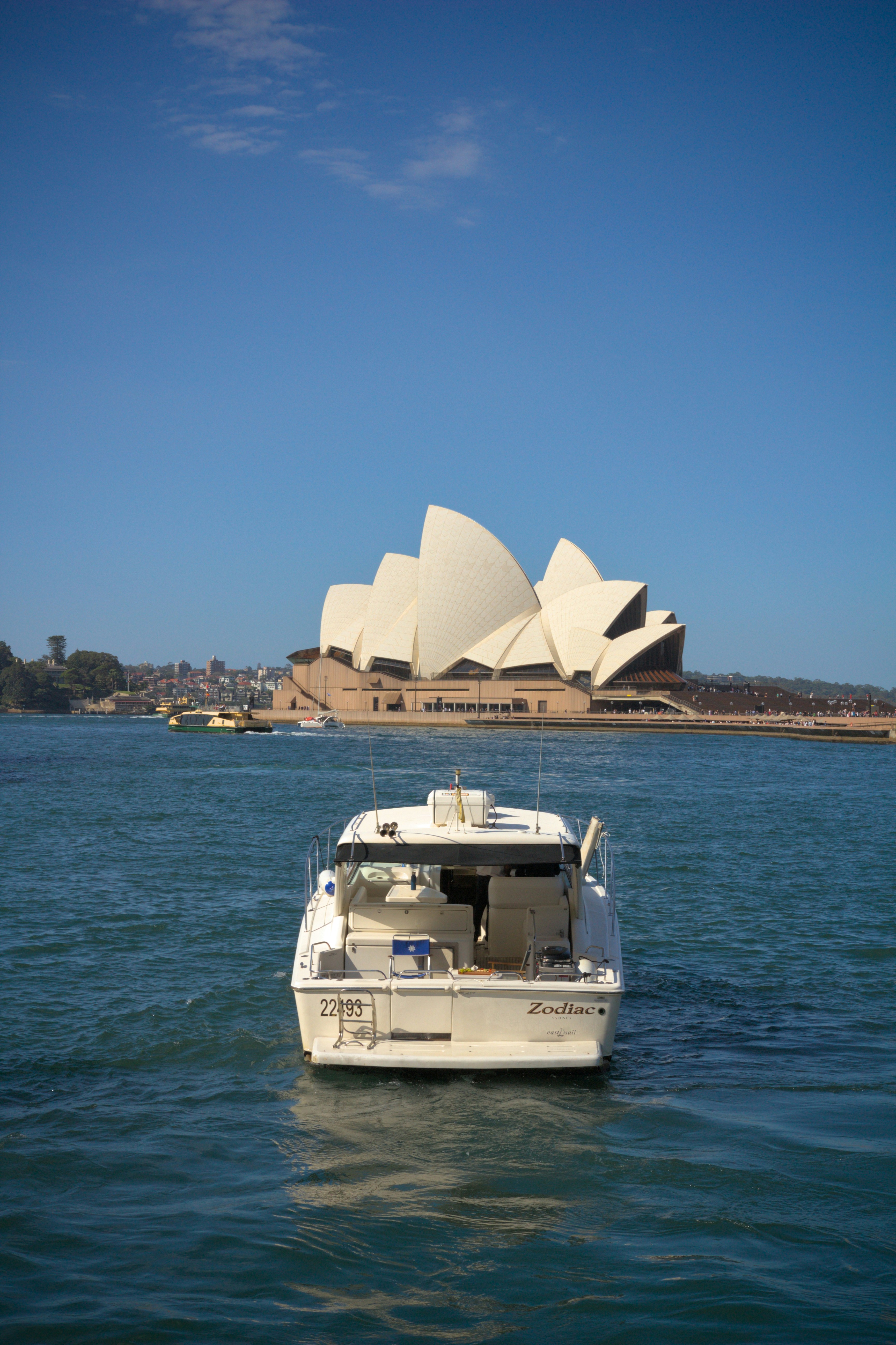 Boat sails past the sydney opera house. photo – Free City Image on Unsplash