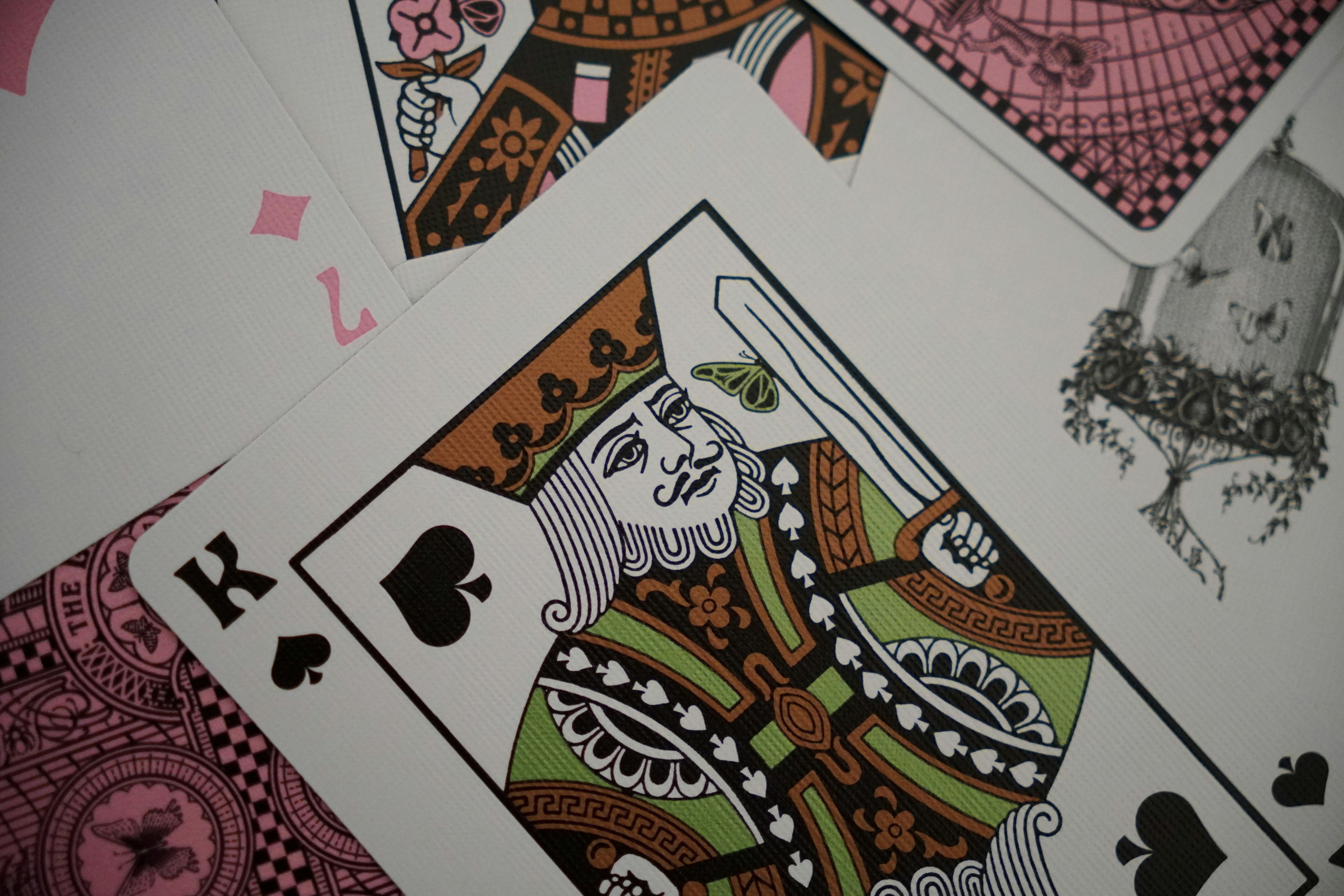 Los naipes muestran el rey de picas. foto – Imagen de Mujer gratuita en ...