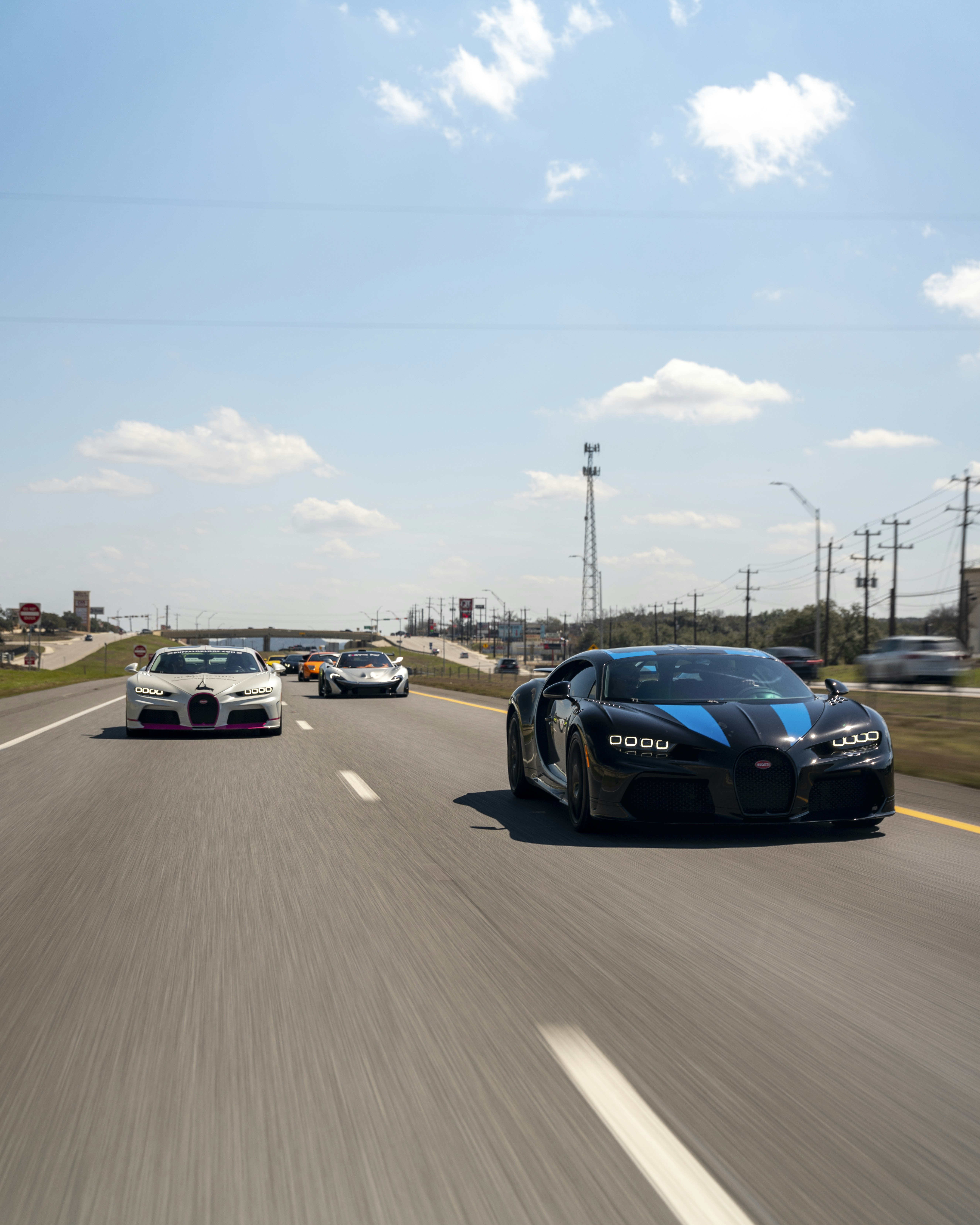 Bugatti-Autos rasen auf einer Autobahn. Foto – Kostenloses Bild zum ...