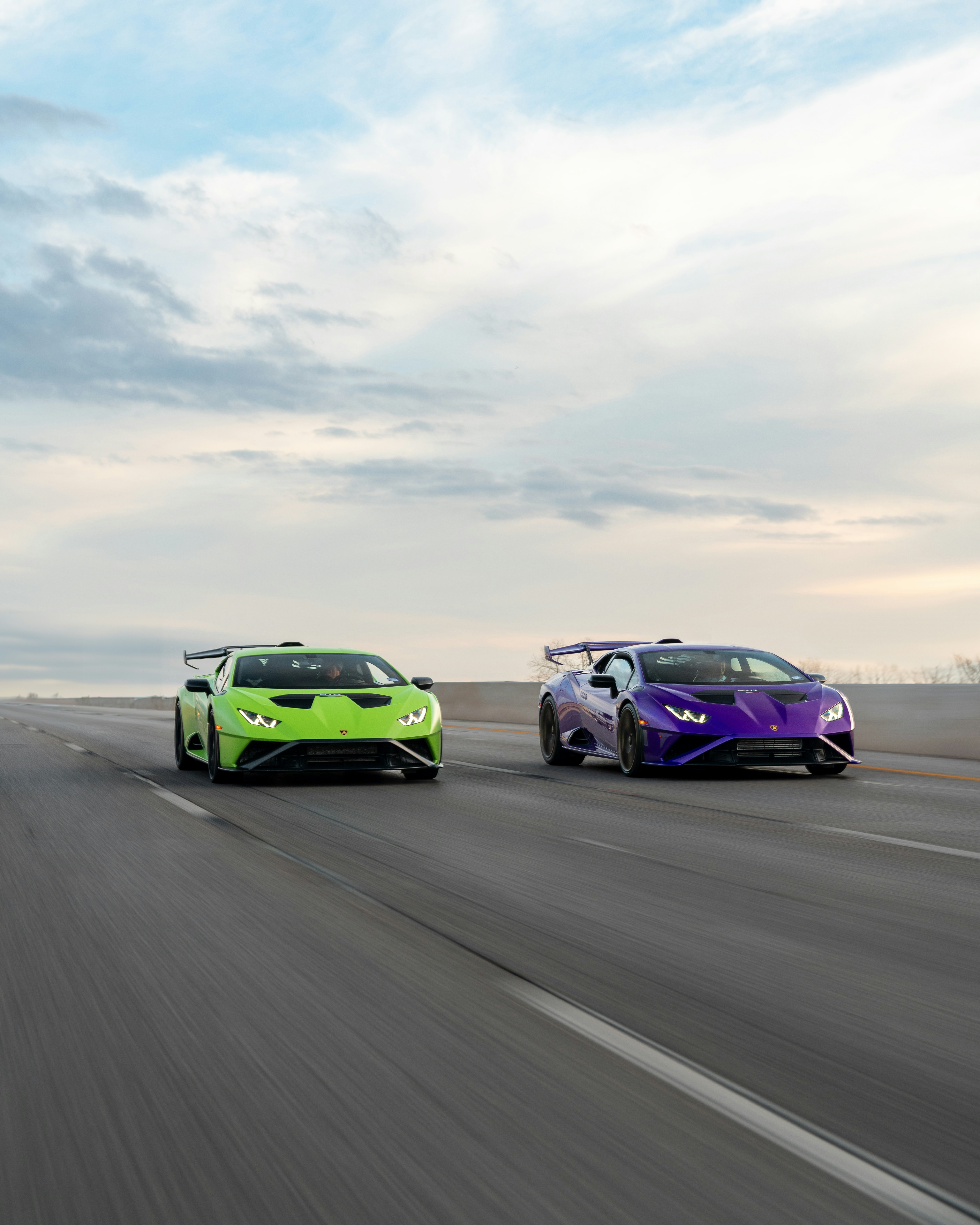 Two lamborghini cars racing on the highway. photo – Free Image on Unsplash