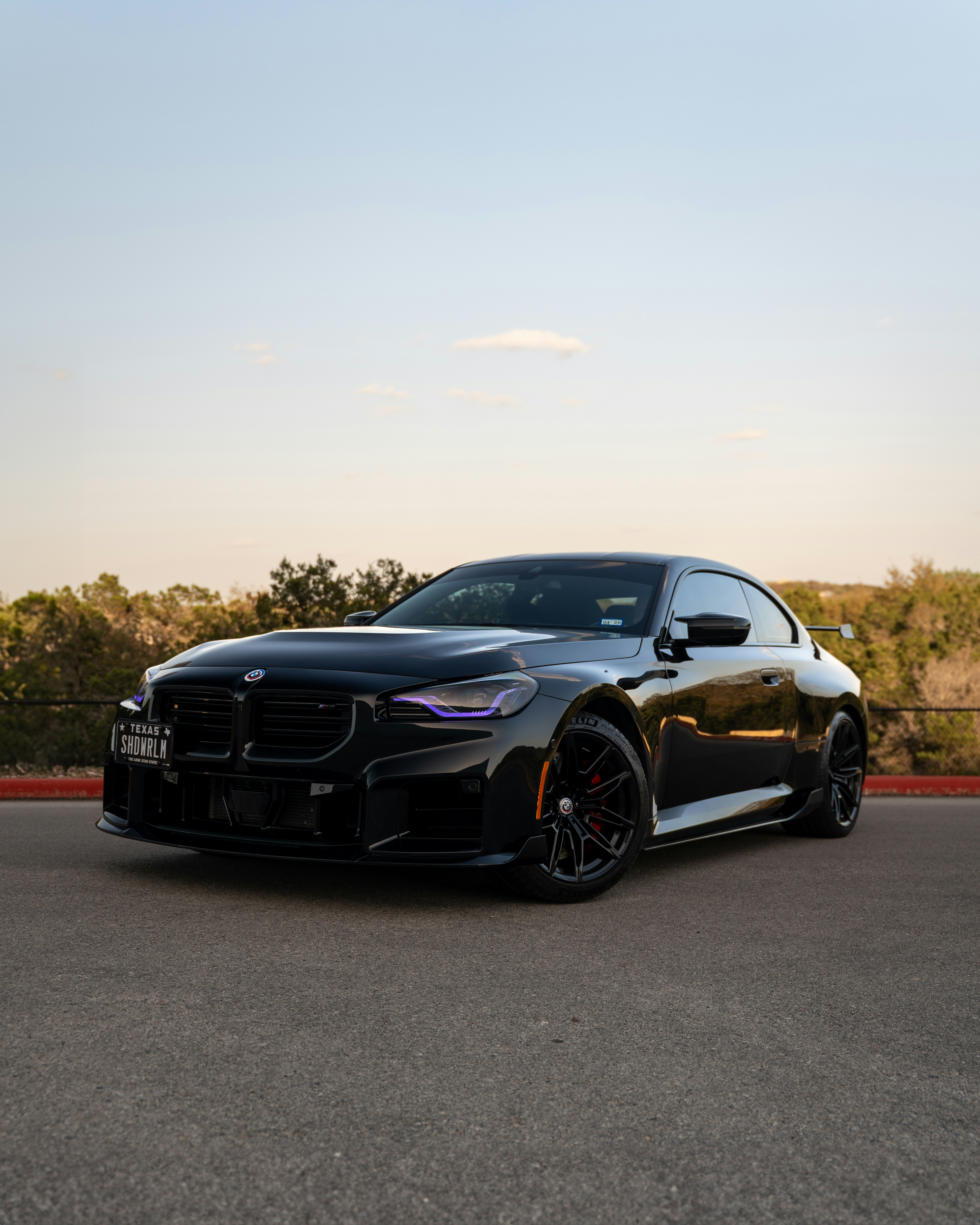 A sleek, black car shines in the light. photo – Free Car Image on Unsplash