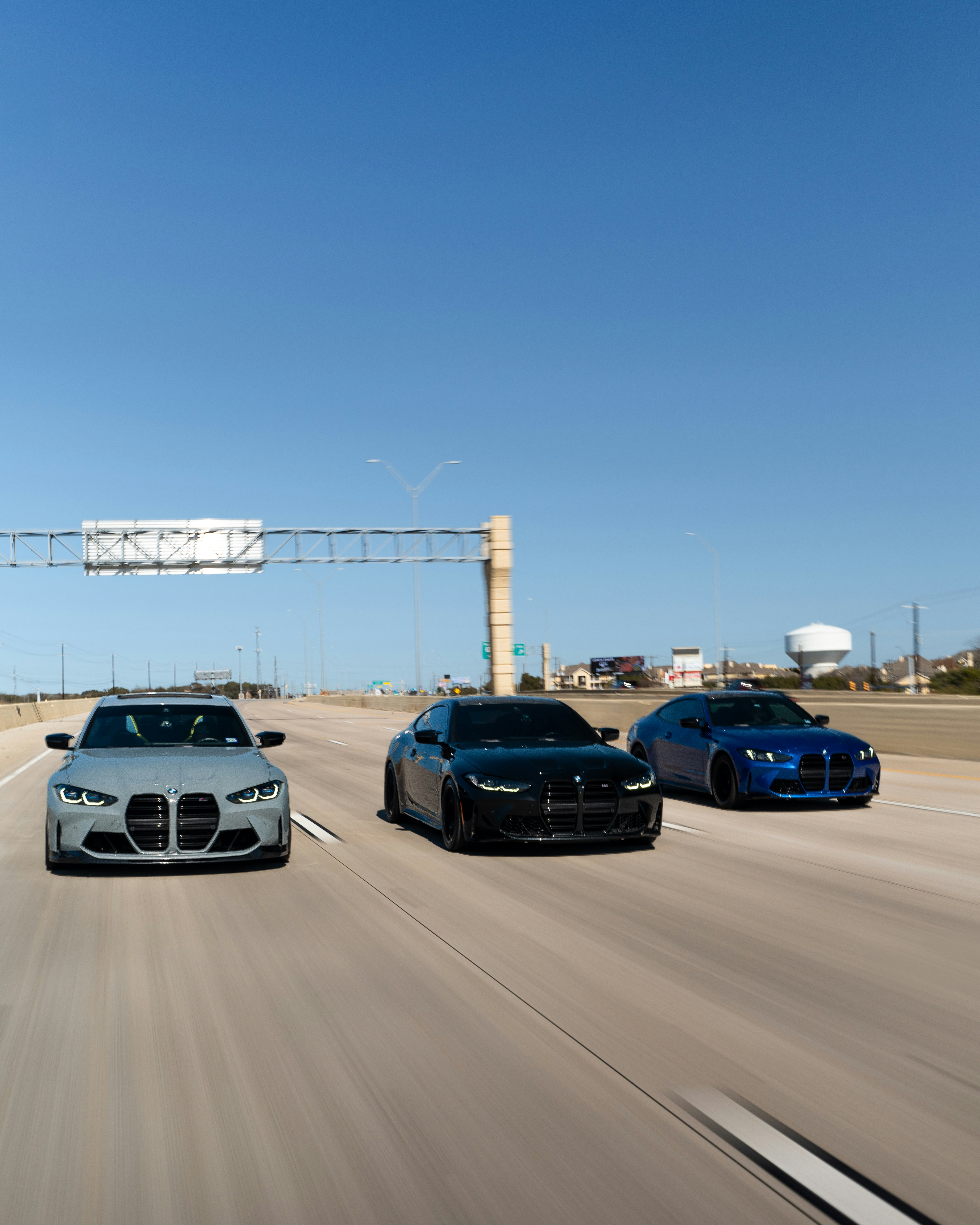 Three cars driving on a highway. photo – Free Car Image on Unsplash