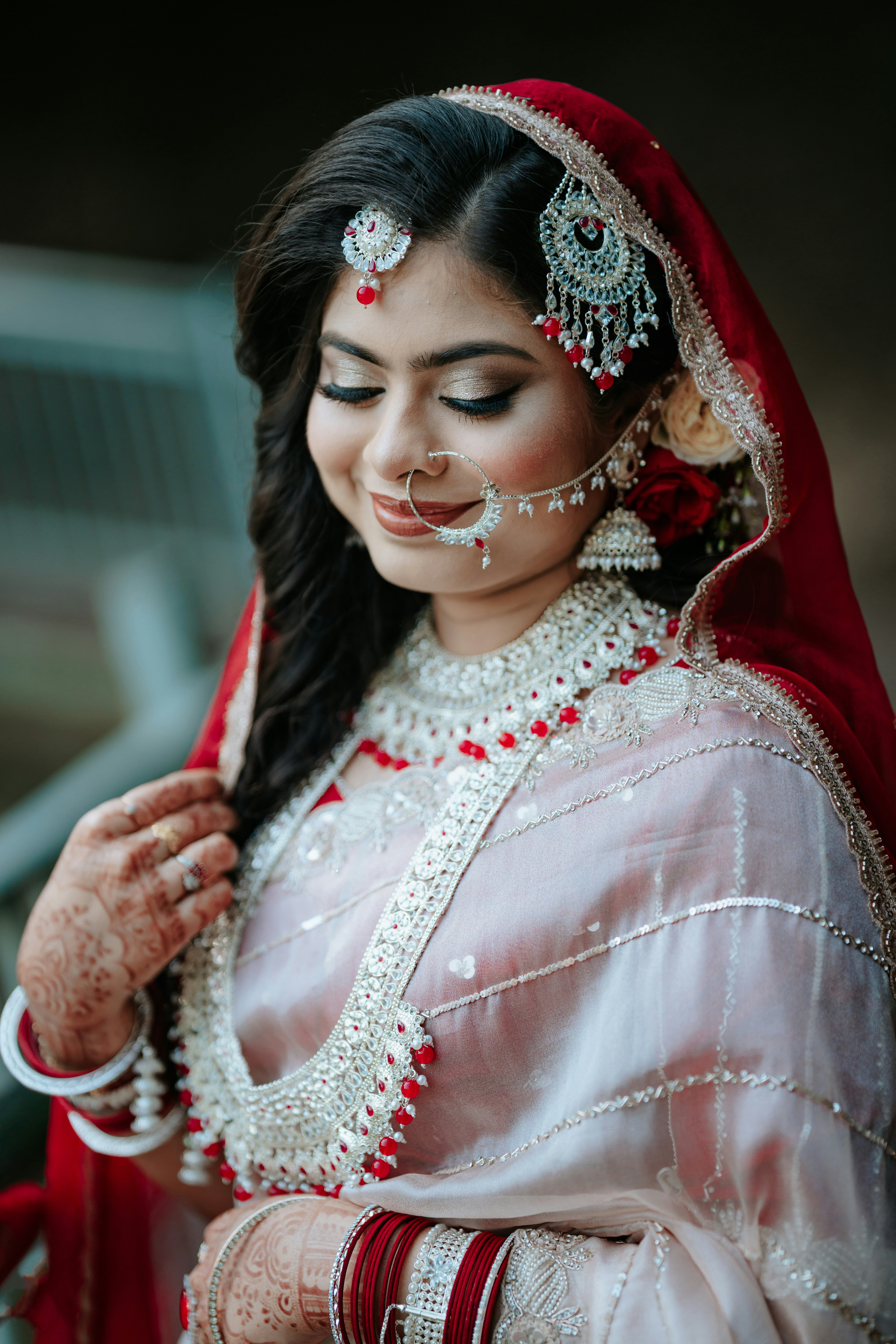 A beautiful bride in traditional indian wedding attire. photo – Free ...