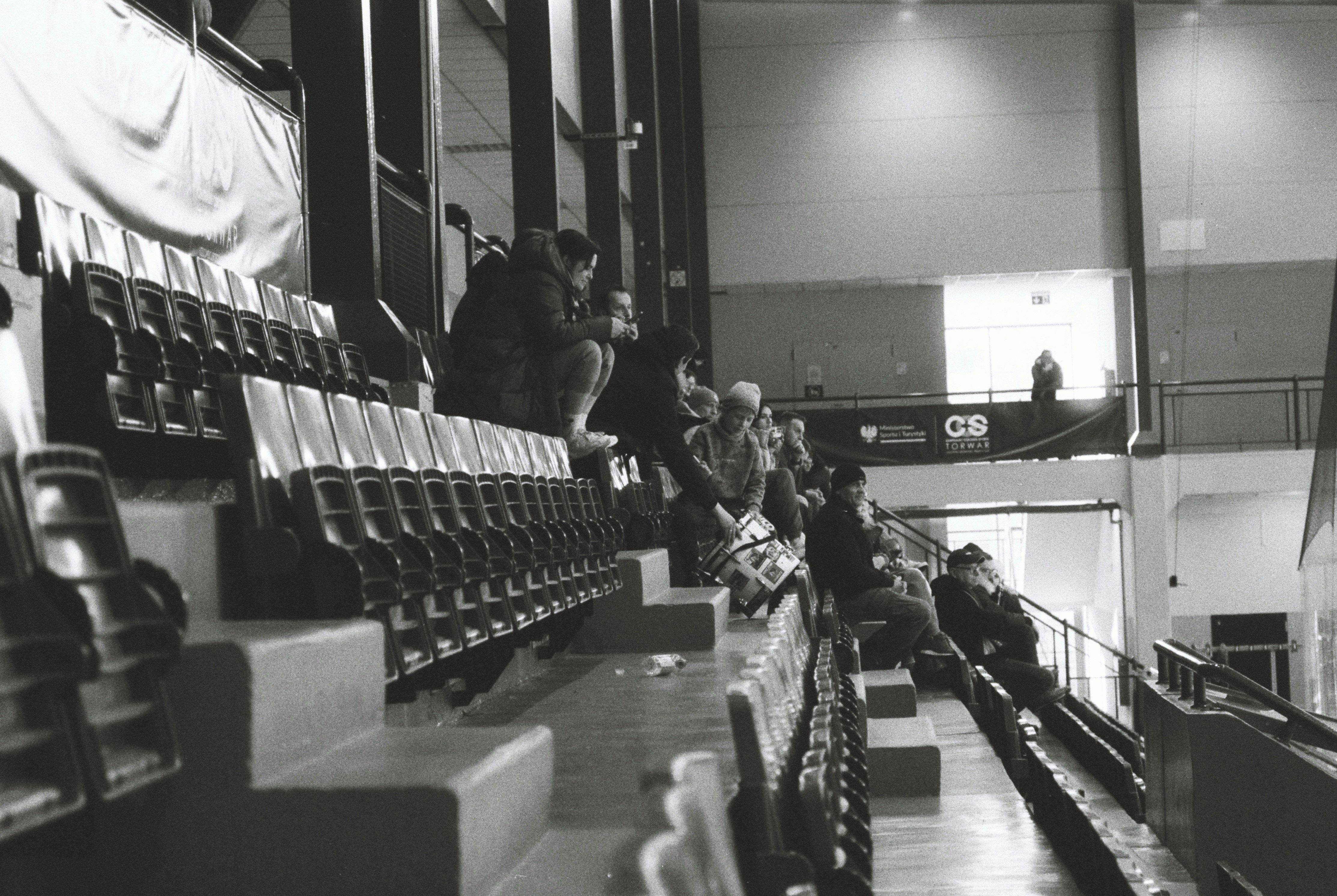 Les gens sont assis dans les gradins du stade. photo – Image gratuite ...