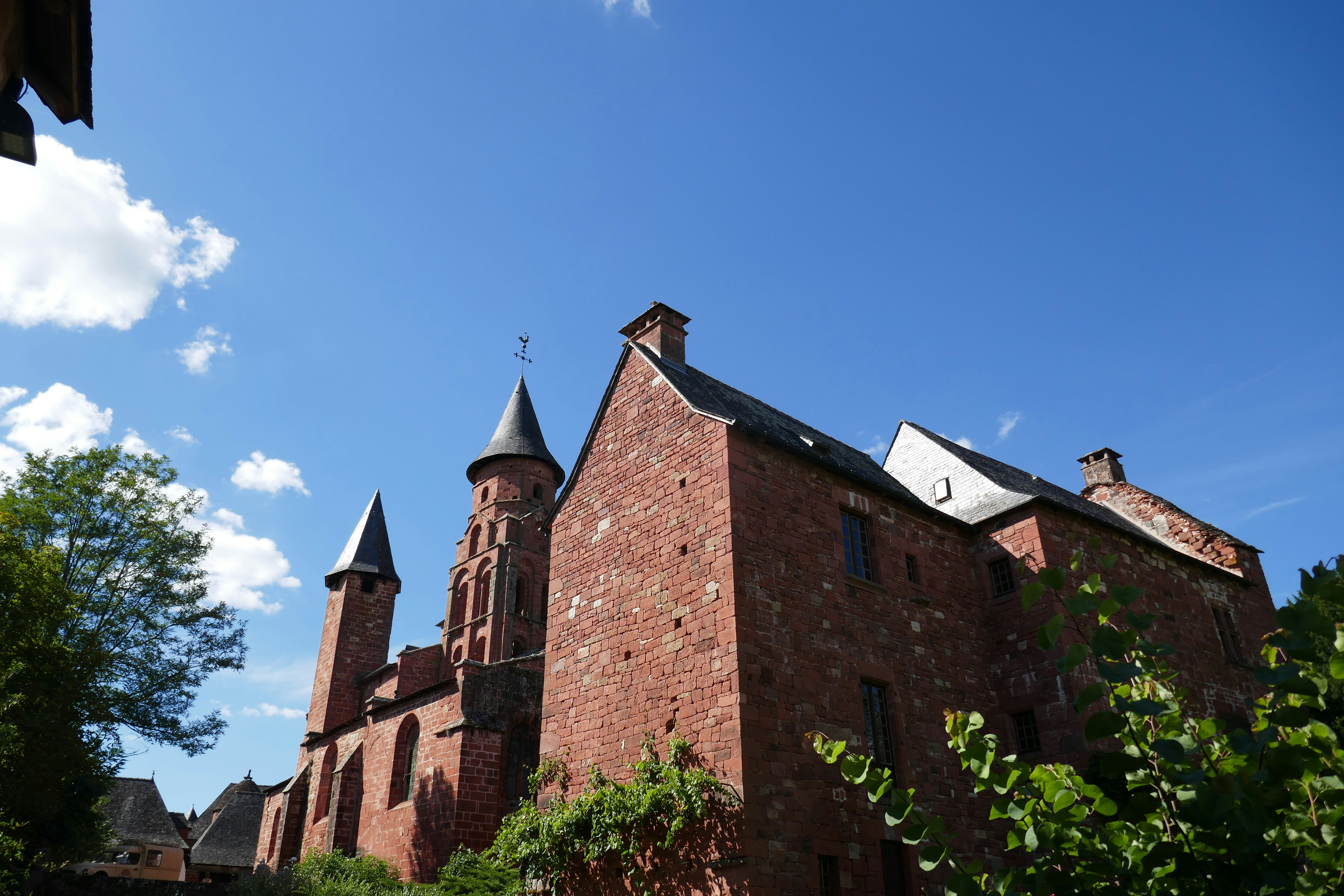 A red-brick castle stands under a bright blue sky. photo – Free ...