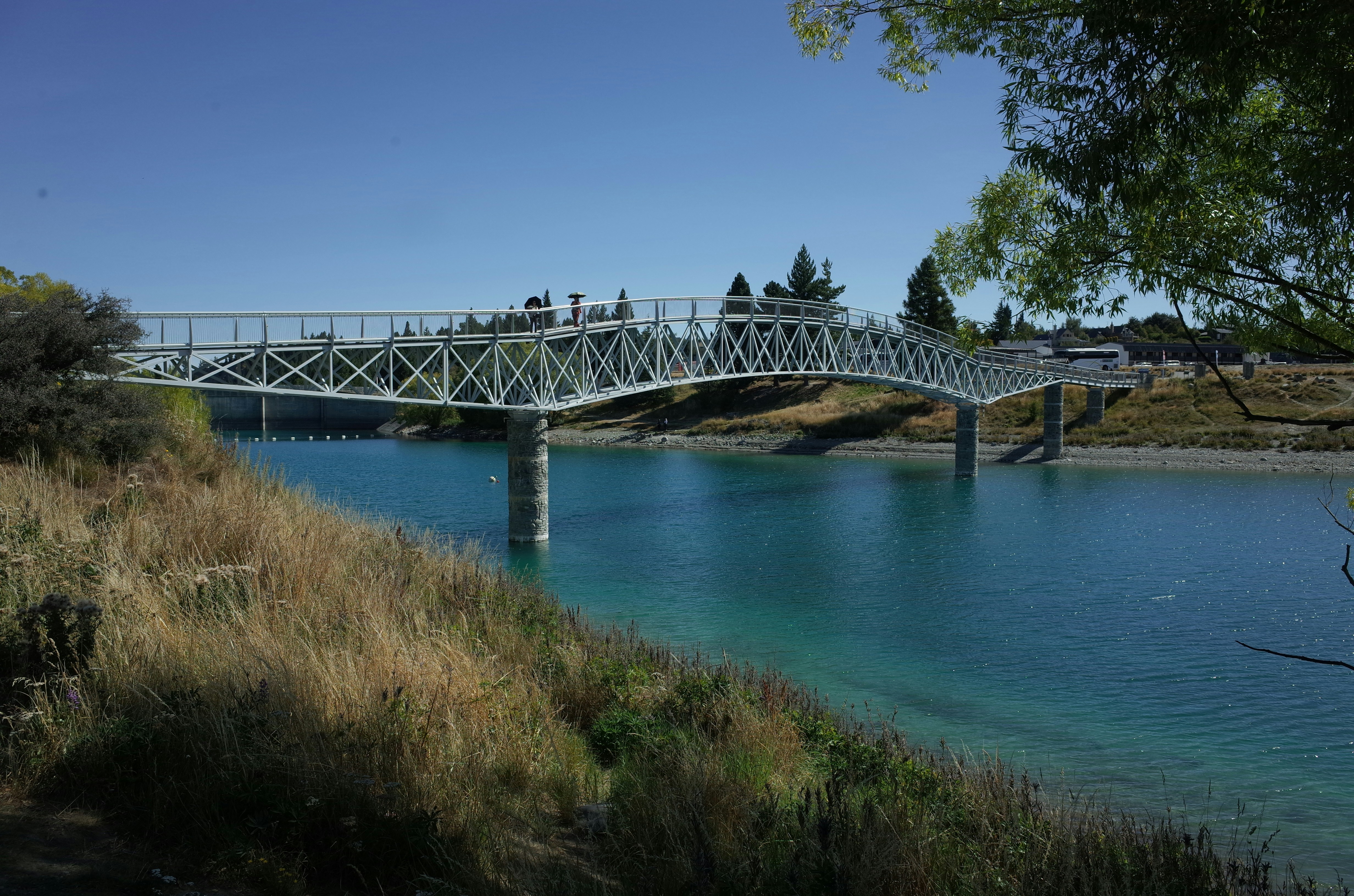 Crossing over turquoise tides: a walkable steel bridge