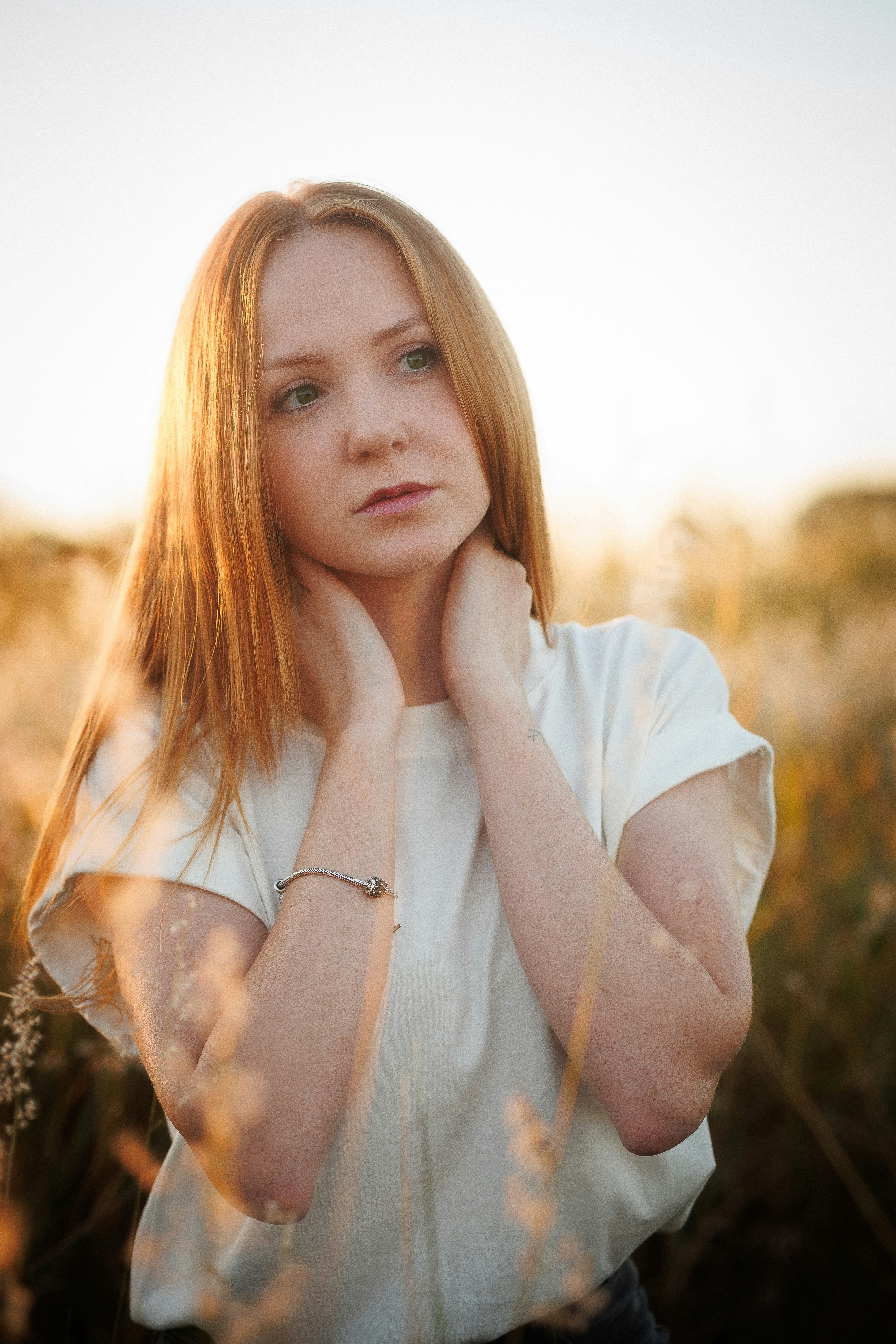 A woman poses in a field at sunset. photo – Free Portrait Image on Unsplash