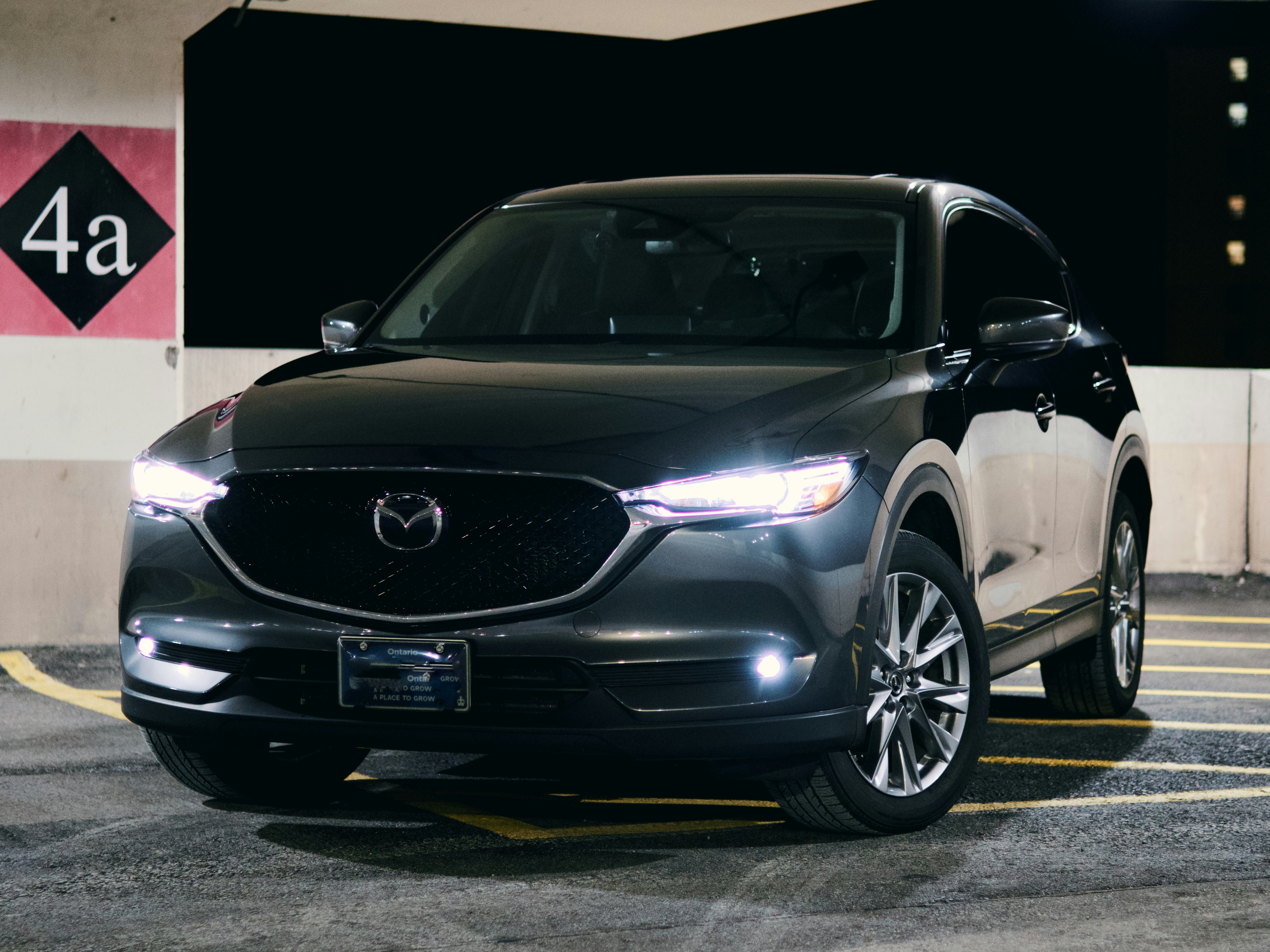 A black mazda suv is parked at night. photo – Free Mazda Image on Unsplash