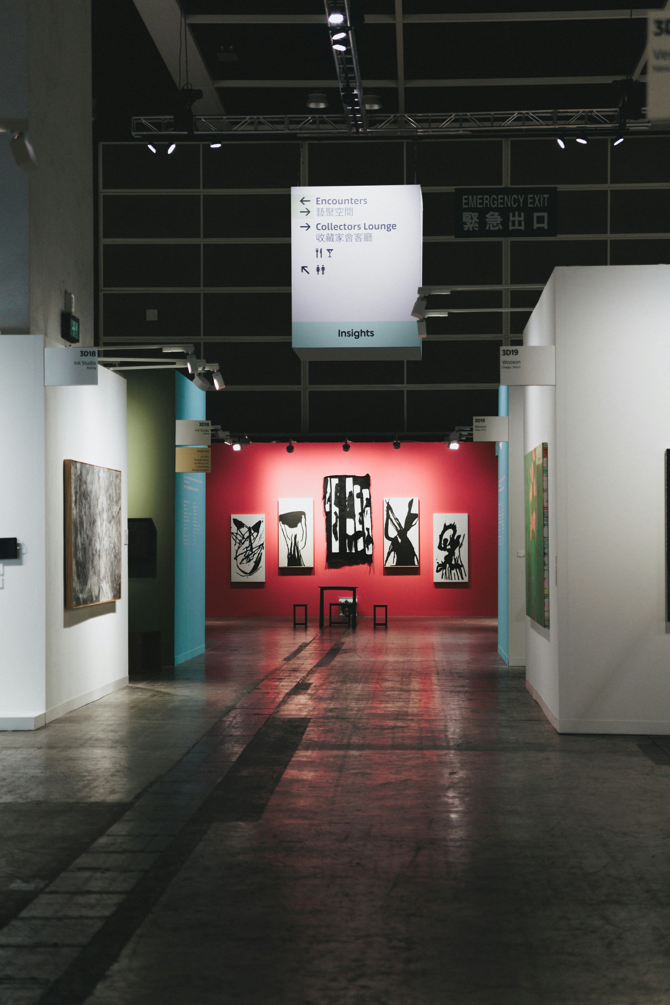 An art gallery features paintings on the walls. photo – Free Art Image ...