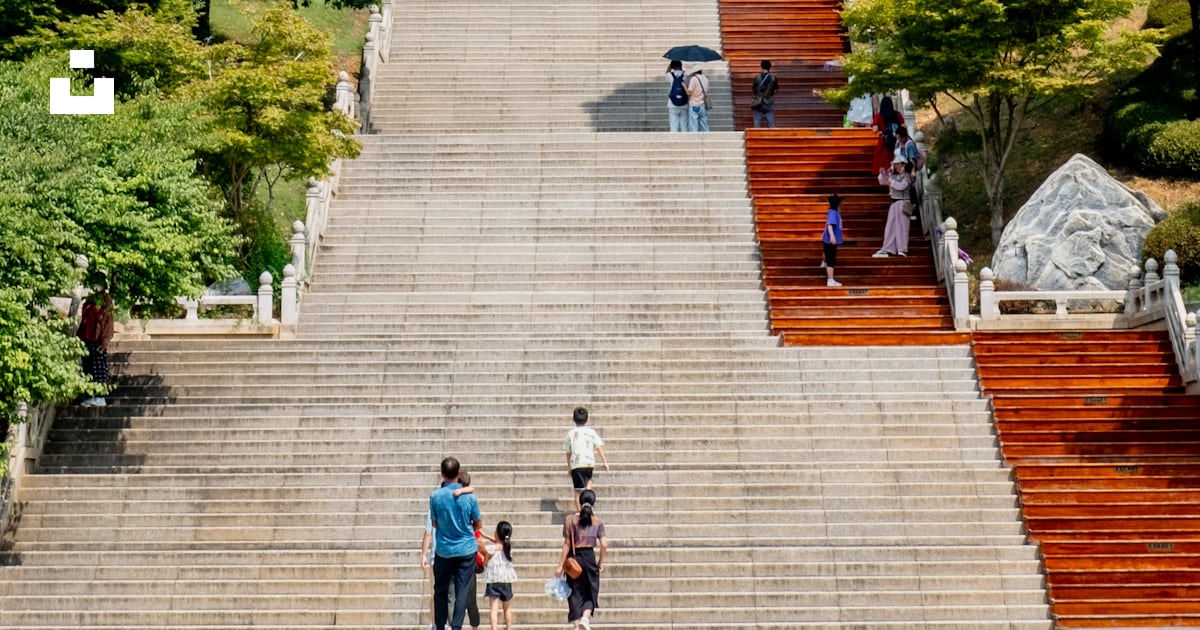 사람들은 계단을 올라 황금 불상으로 향합니다 사진 Unsplash의 무료 사람의 이미지