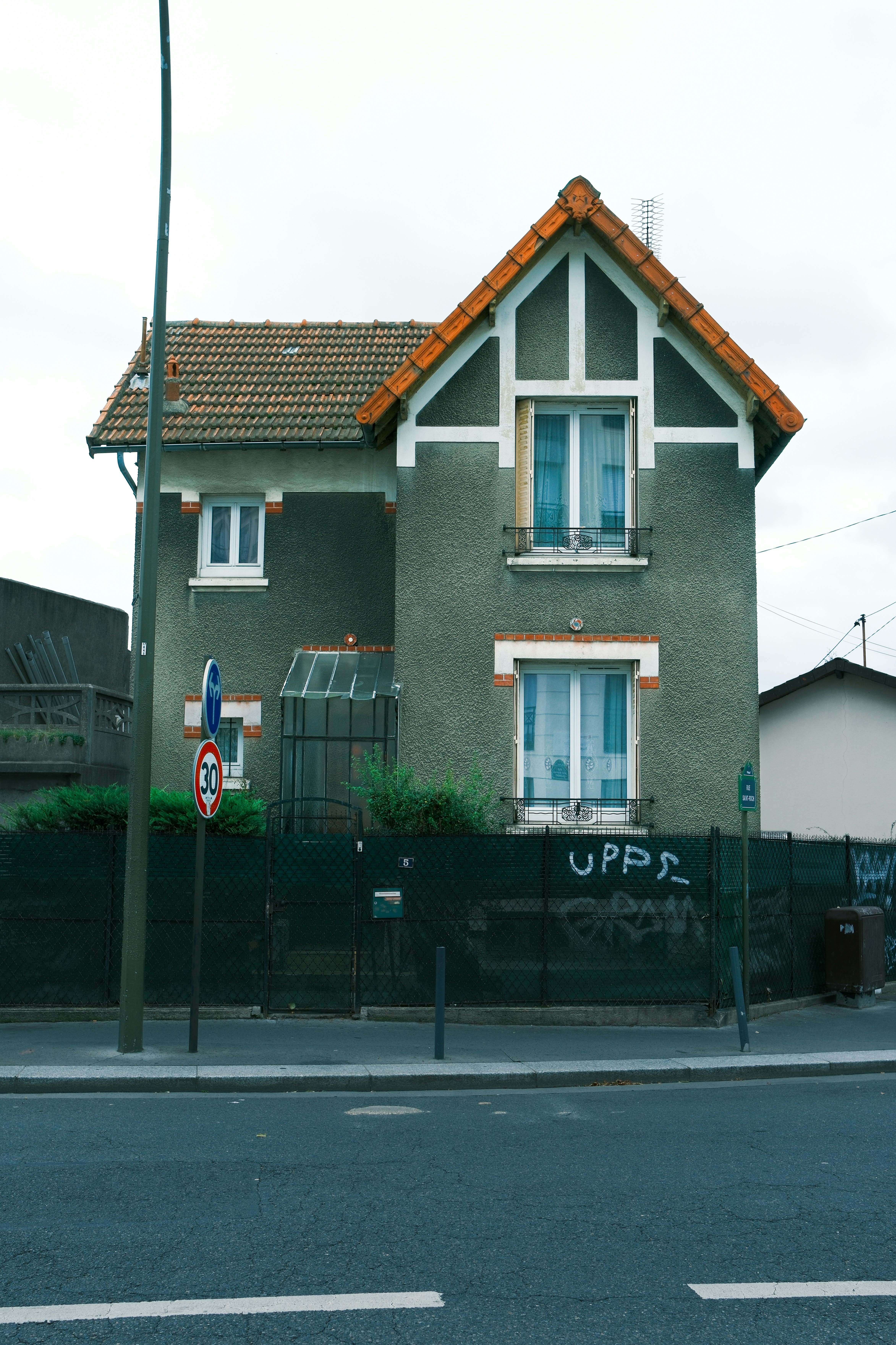 Urban Echoes: The Quirky Charm of a Hidden Gem