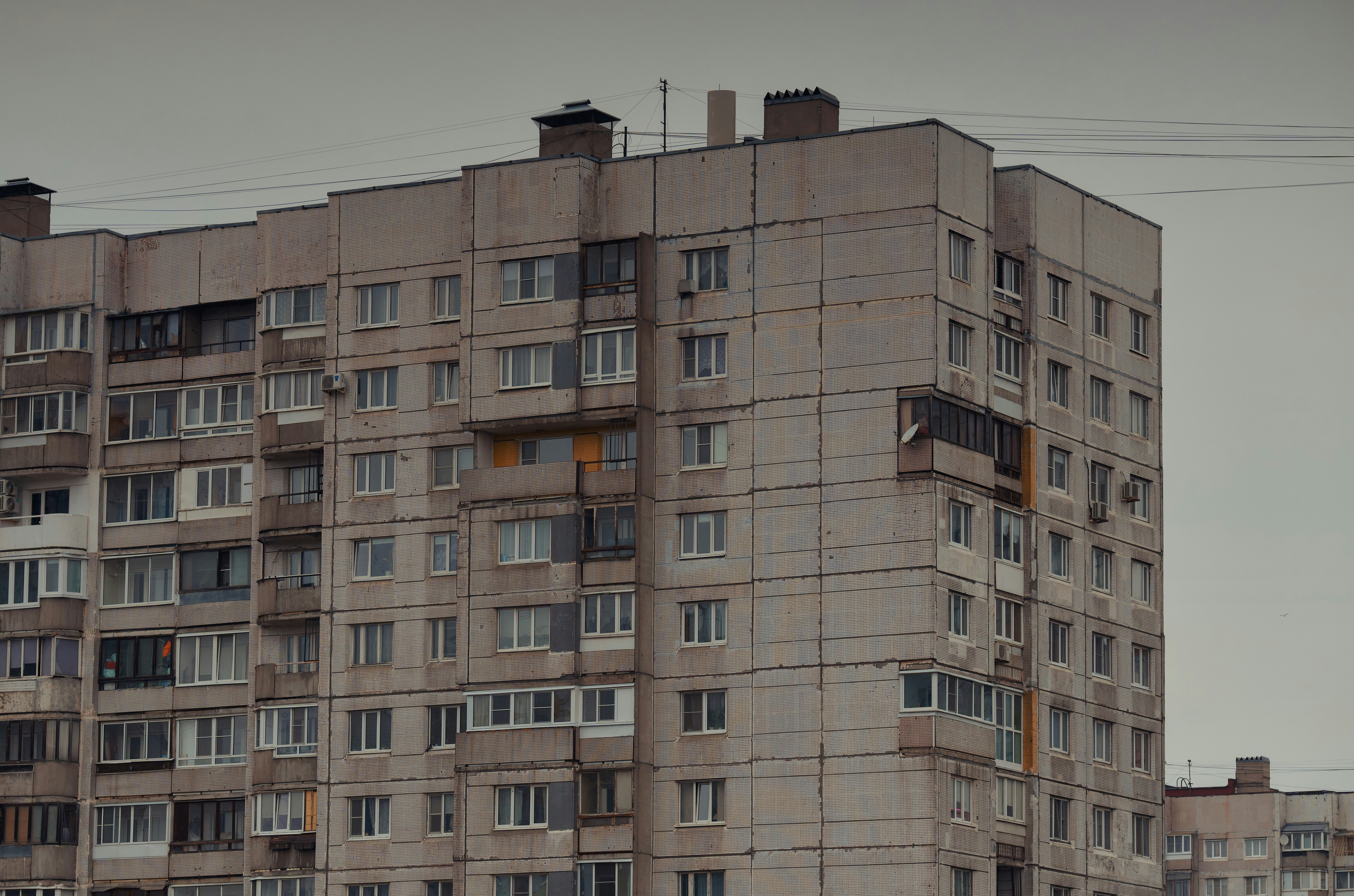 A gray apartment building on an overcast day. photo – Free Building ...