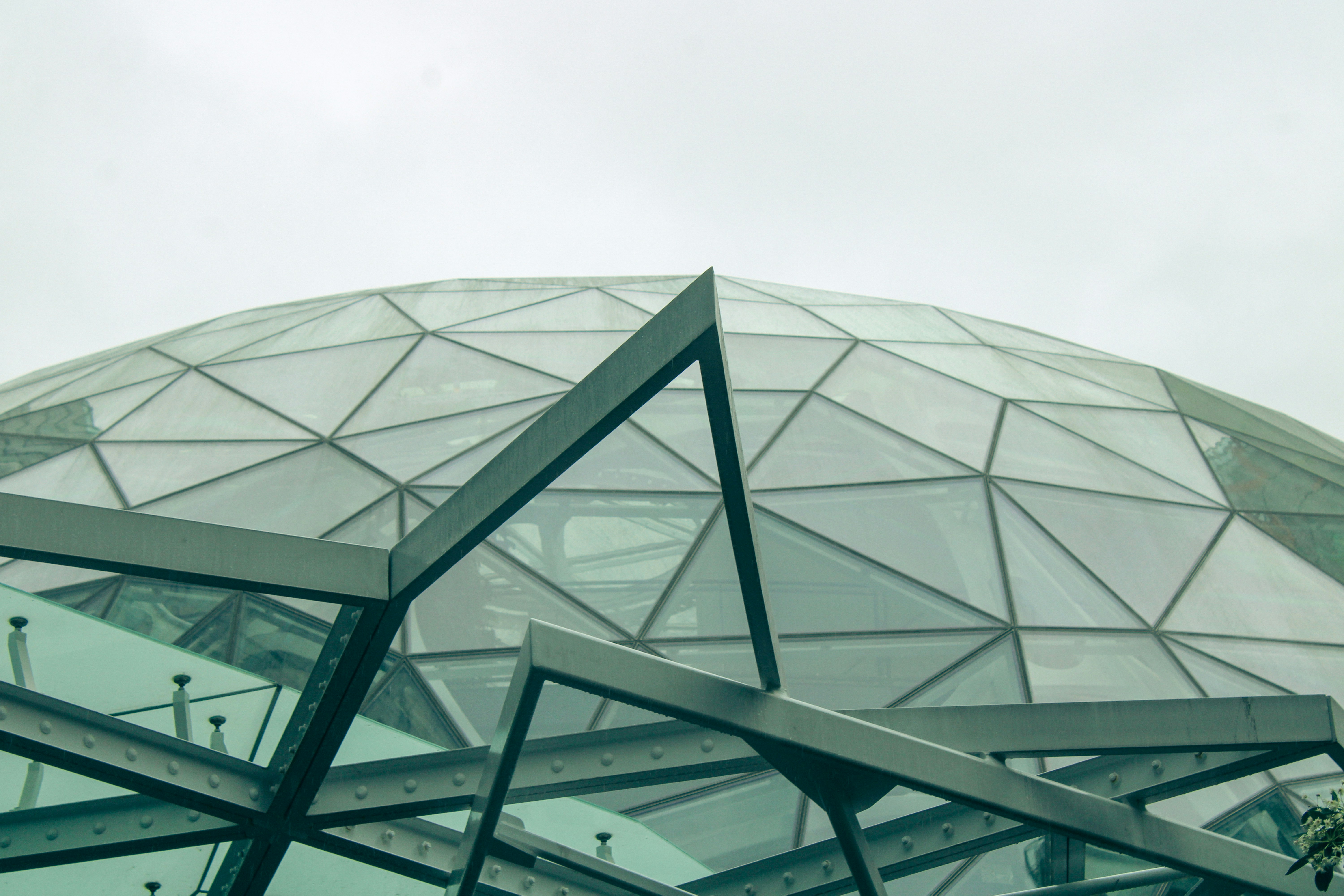 A modern, glass-enclosed architectural structure. photo – Free ...