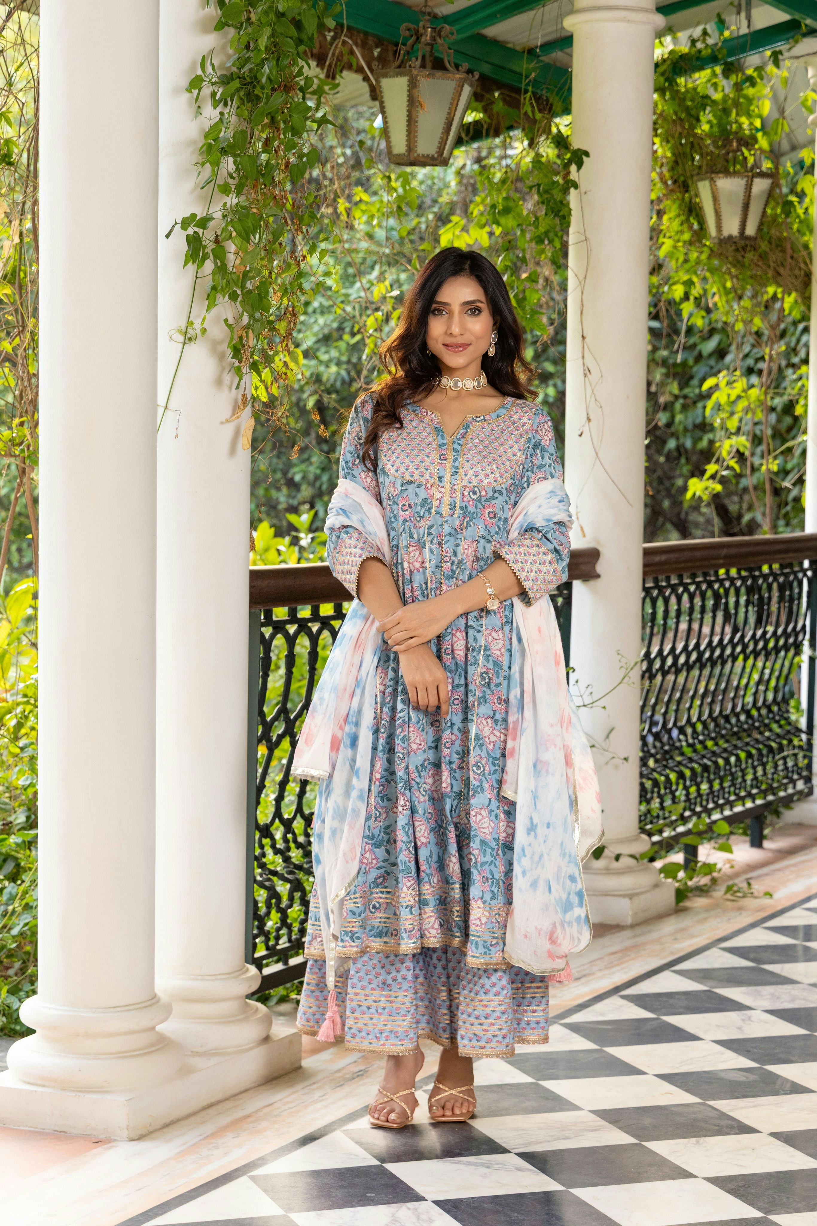 A woman models a floral indian suit. photo – Free Woman Image on Unsplash