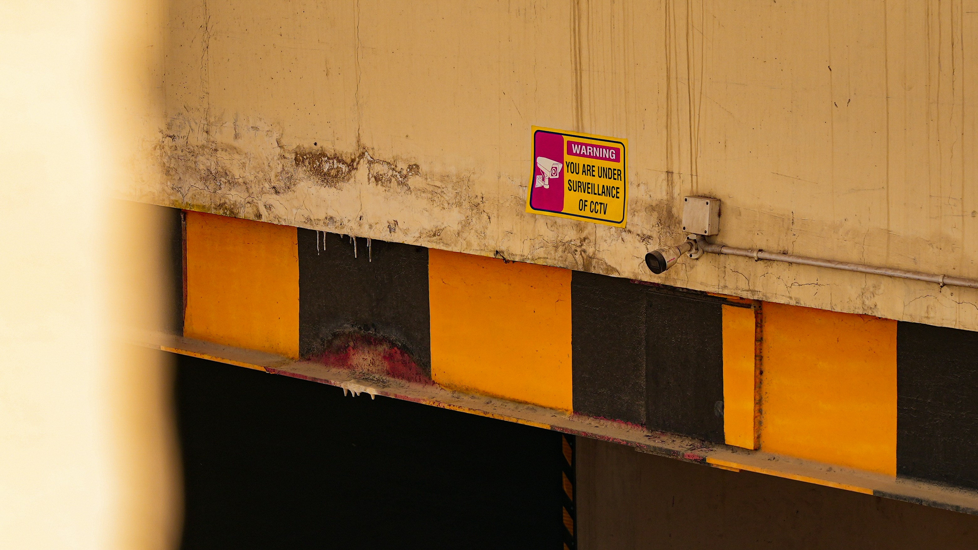 A warning sign is on a wall. photo – Free Camera Image on Unsplash