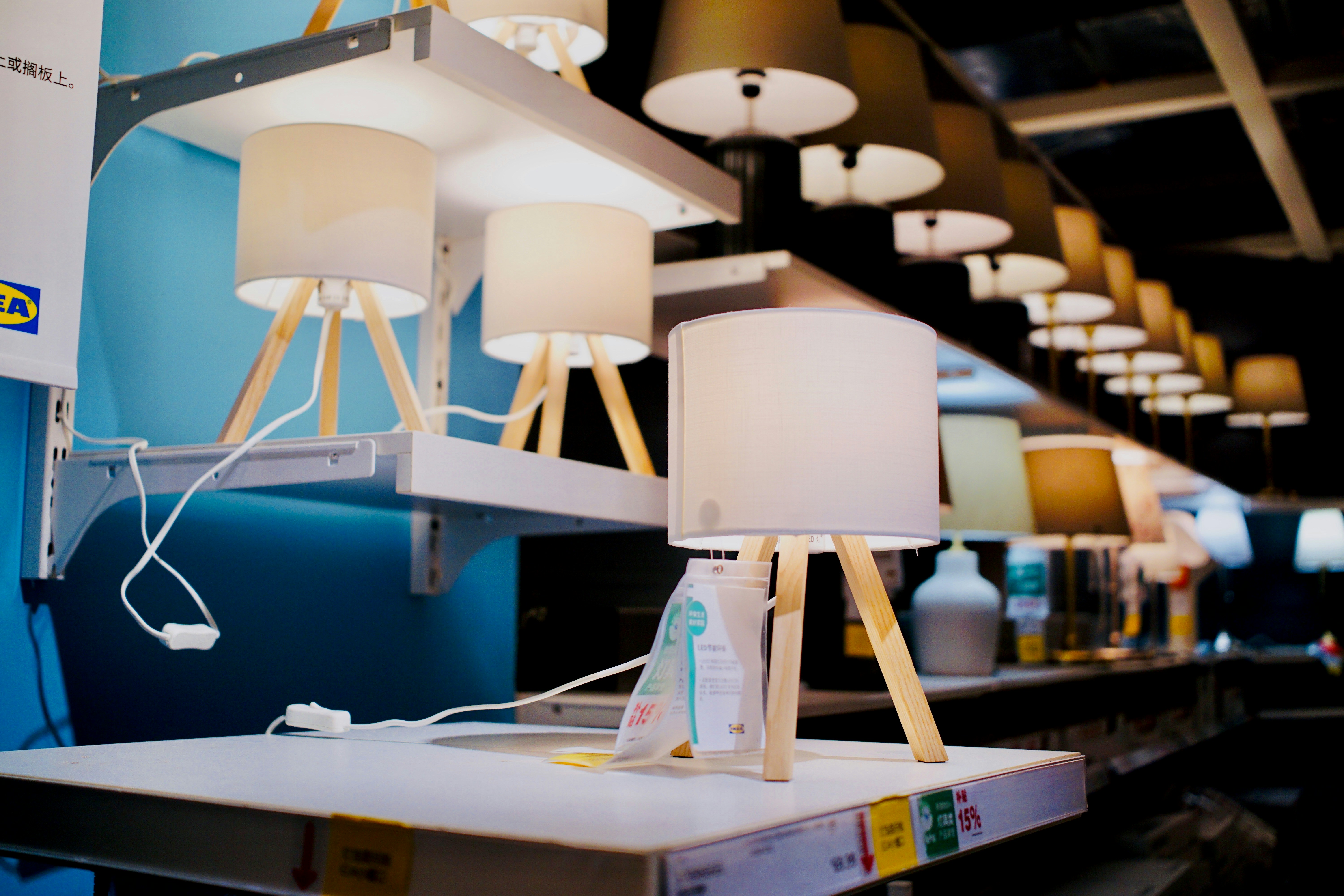 Lamps on display in a store. photo – Free Furniture Image on Unsplash