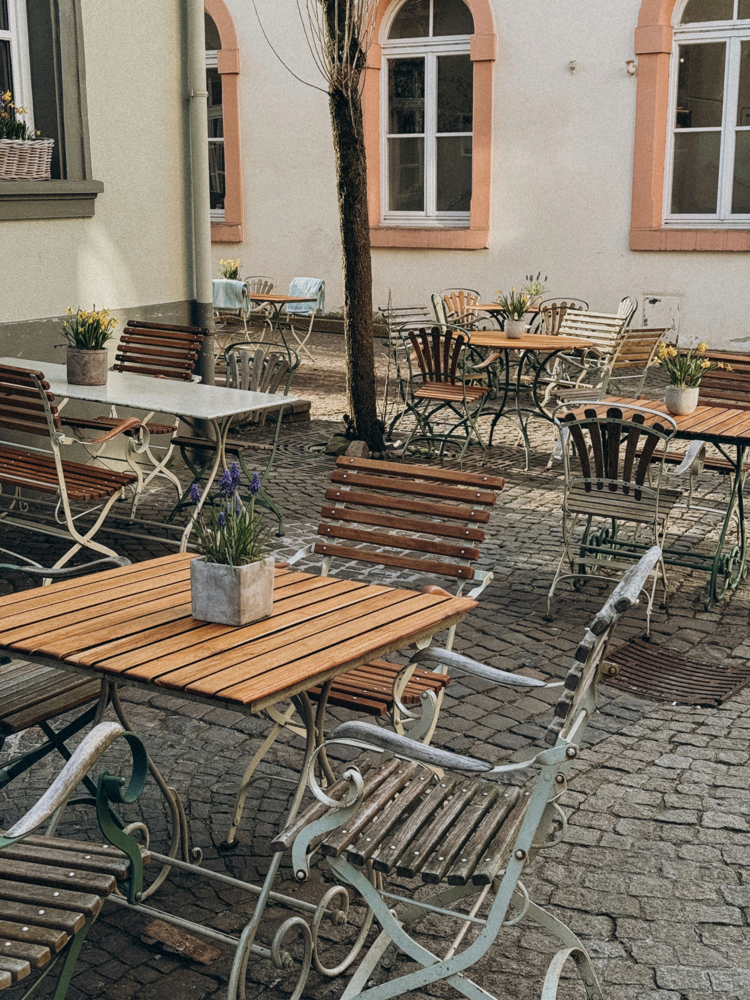Empty tables and chairs in an outdoor restaurant. photo – Free Food ...