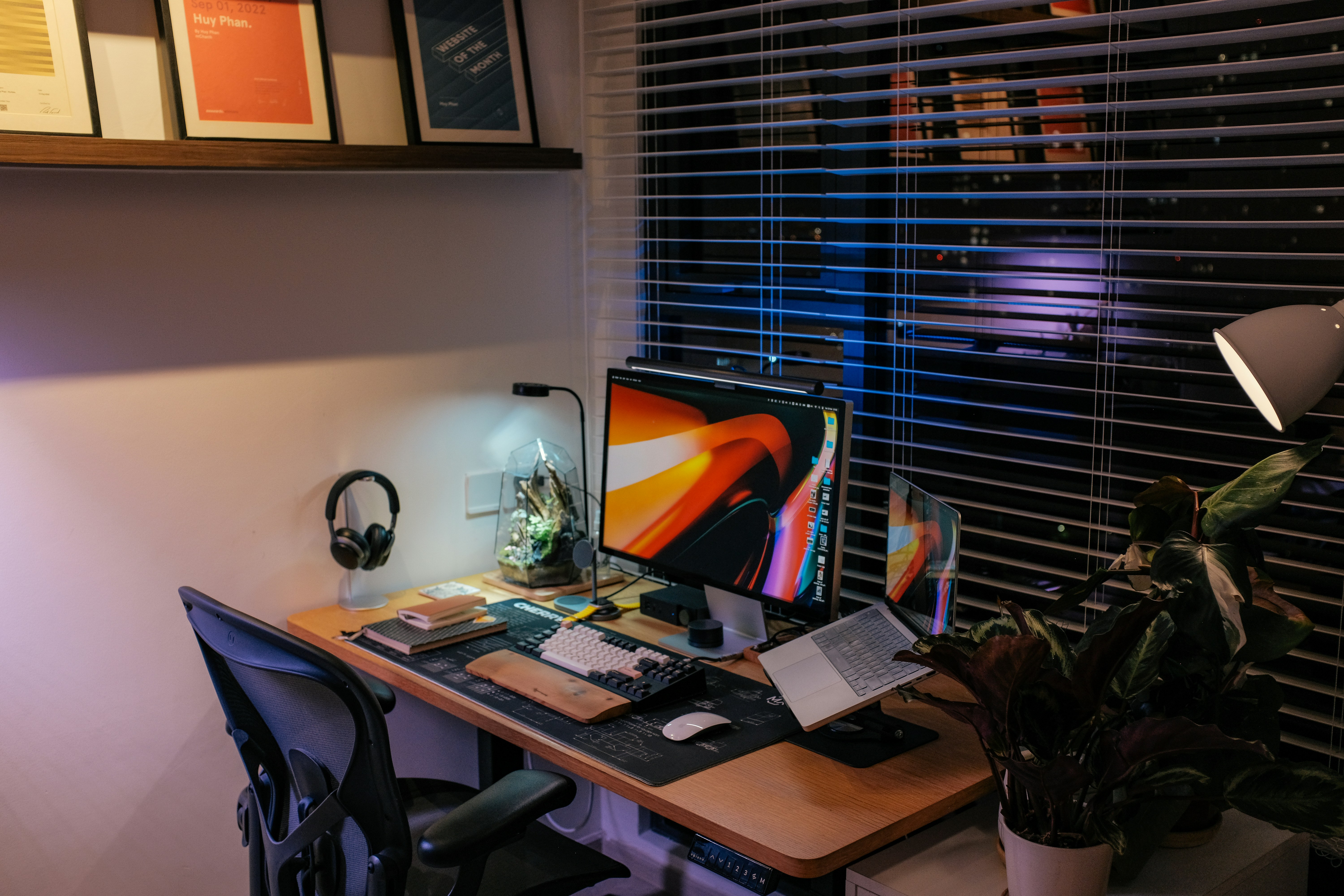 A modern home office setup is well lit. photo – Free Computer Image on ...