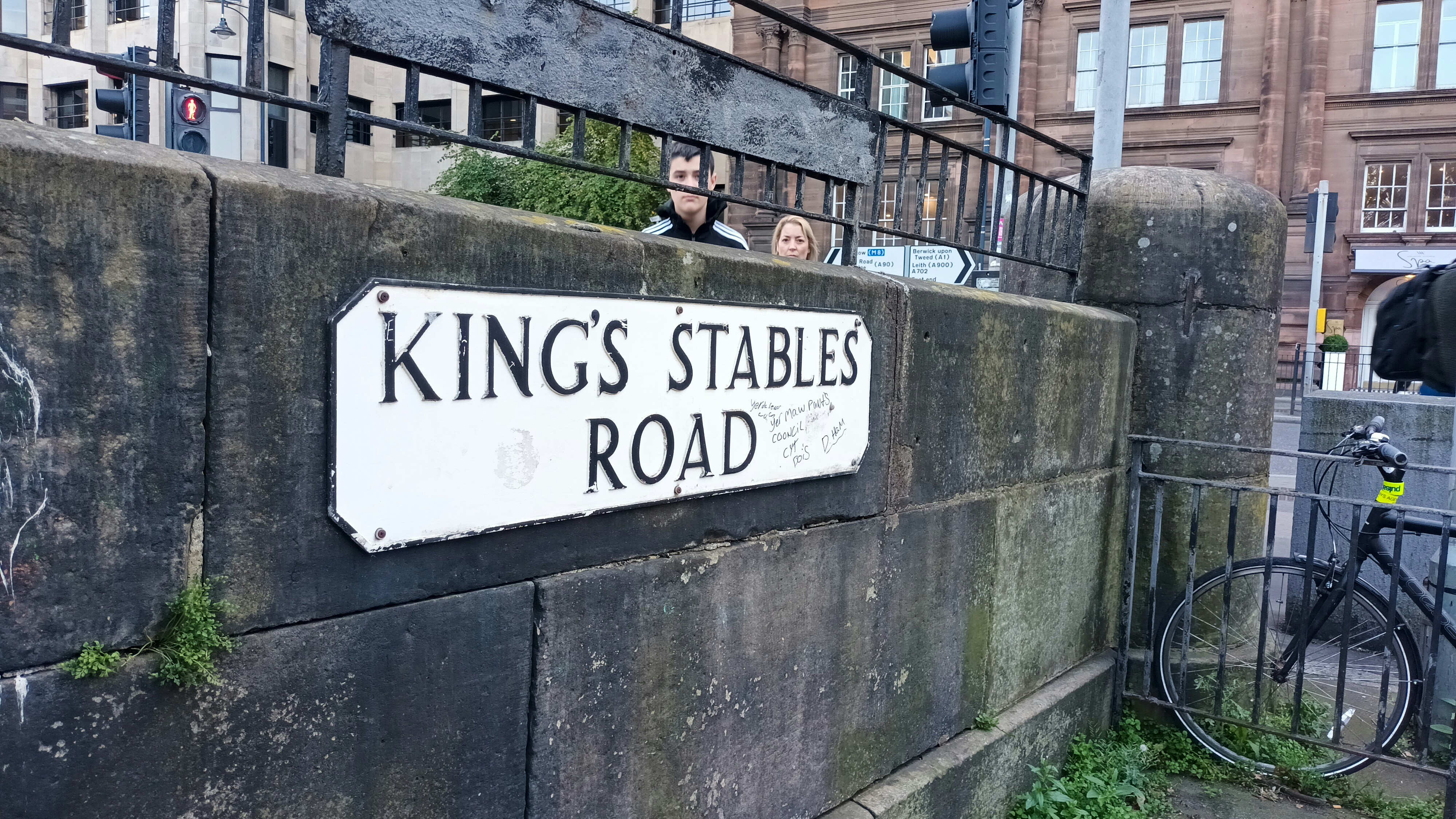 King's stables road sign with a street view. photo – Free Human Image on Unsplash