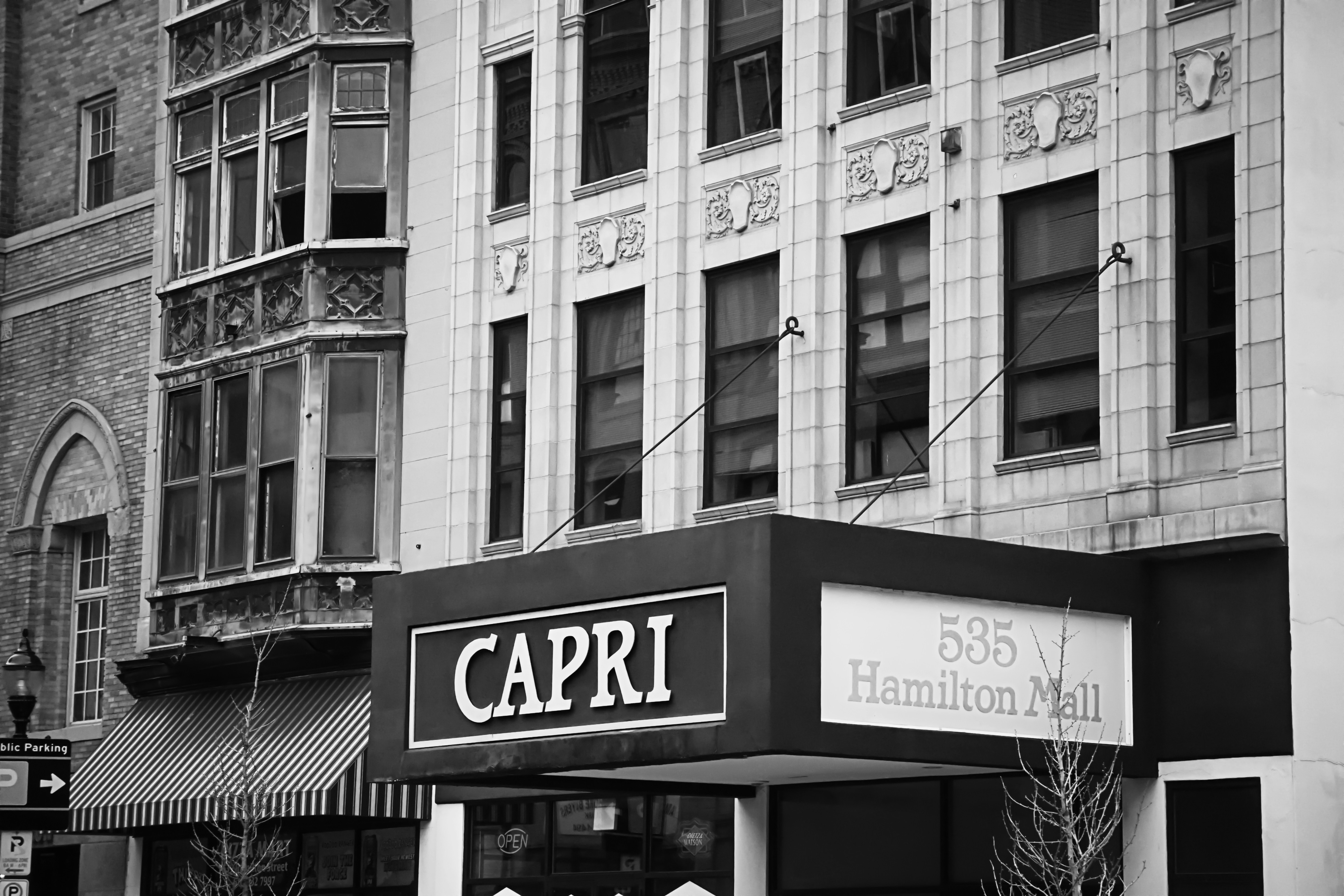 Letrero de Capri en la fachada de un edificio antiguo. foto – Imagen de Edificio gratuita en ...