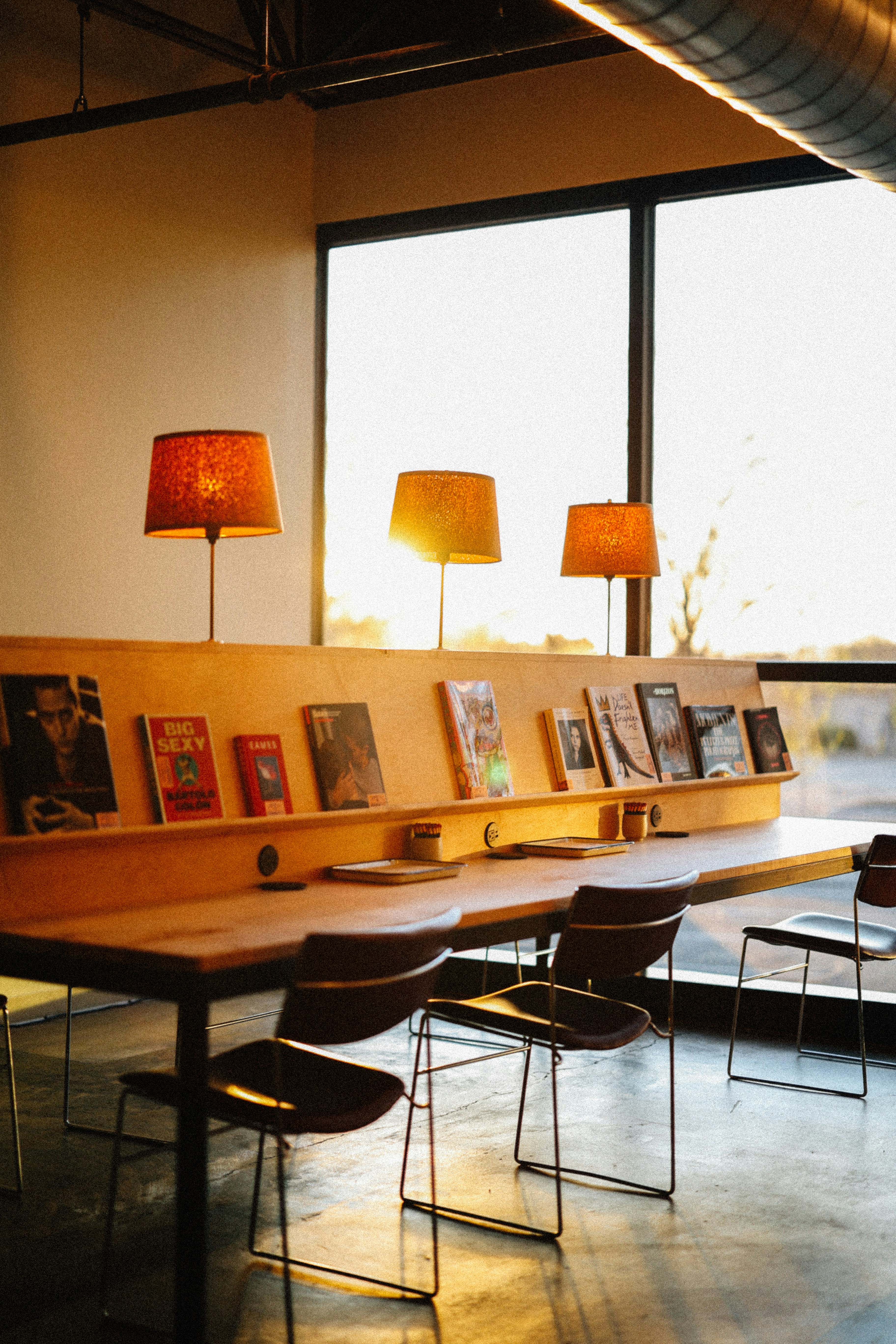 Warm lighting illuminates a modern reading space. photo – Free Interior ...