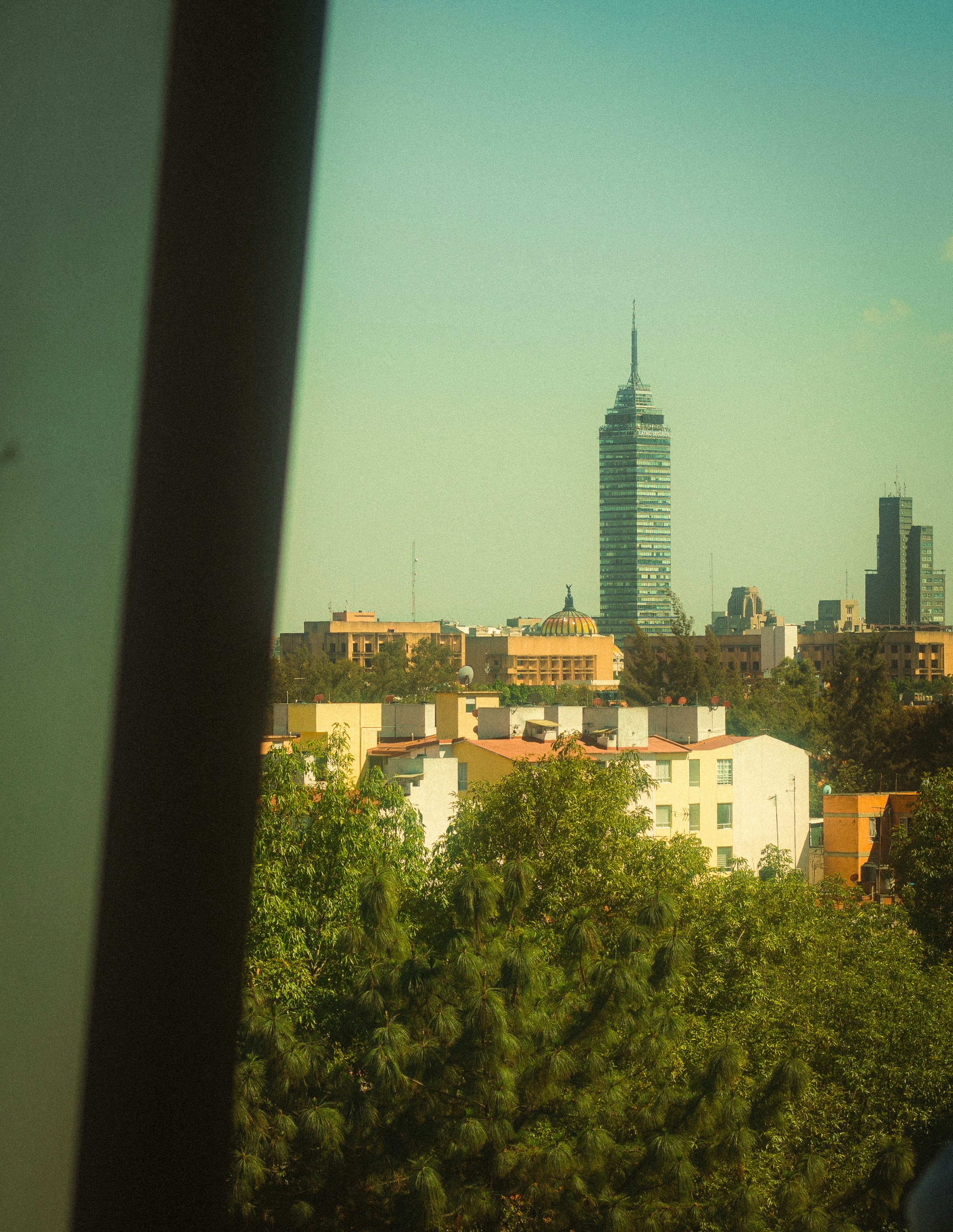 Vista de un paisaje urbano con un edificio alto. foto – Imagen de ...
