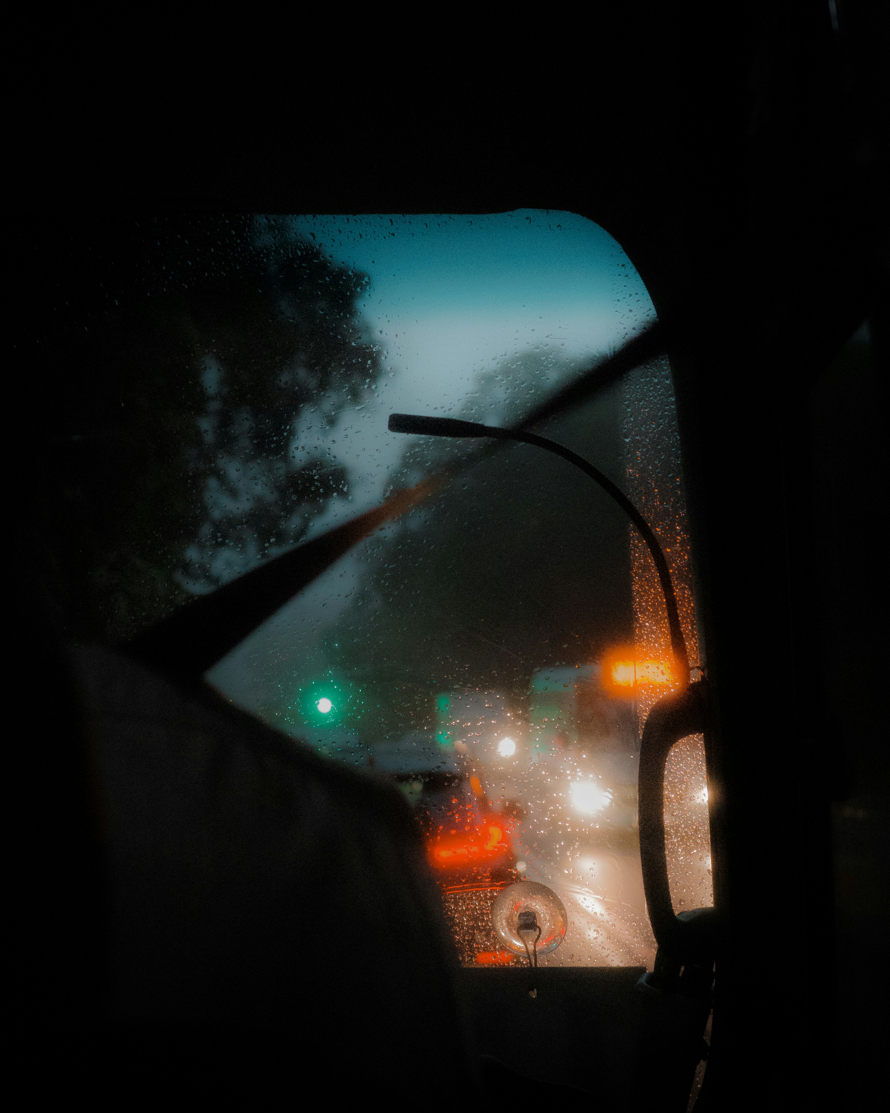 Drive-through lluvioso con luces borrosas y limpiaparabrisas. foto ...