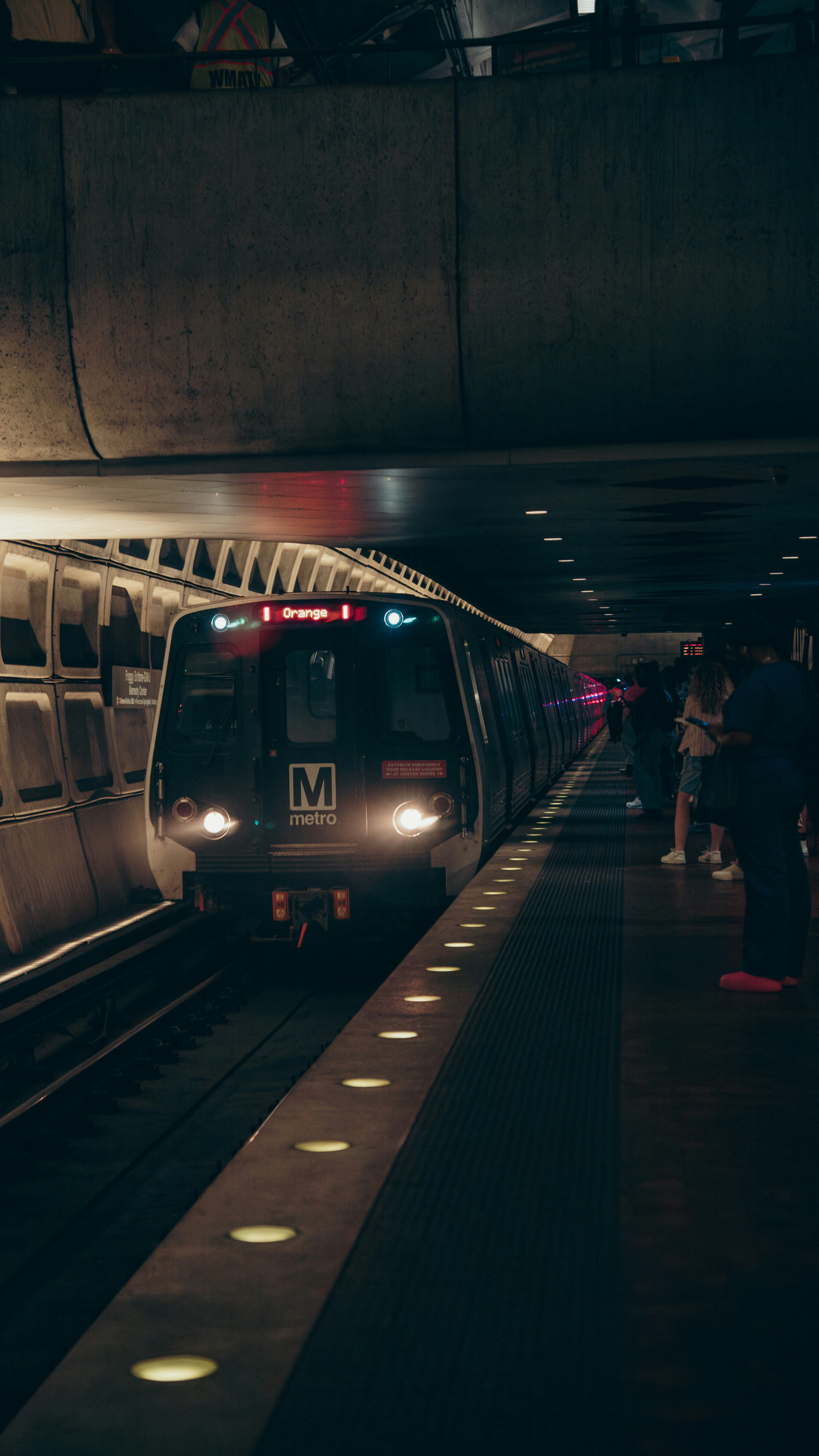 A train arrives at a subway station. photo – Free Travel Image on Unsplash