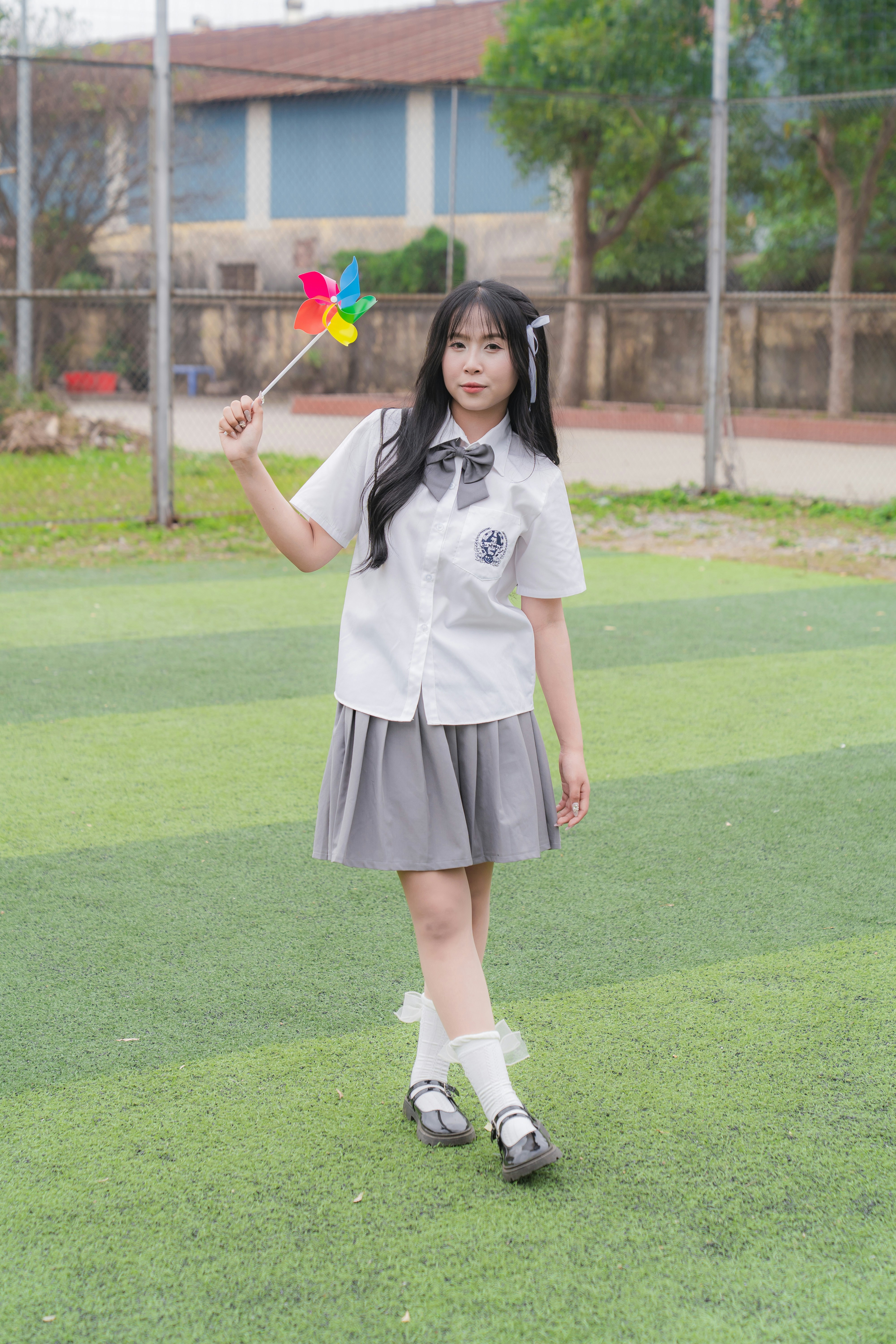 A young woman poses with a pinwheel. photo – Free Girl Image on Unsplash