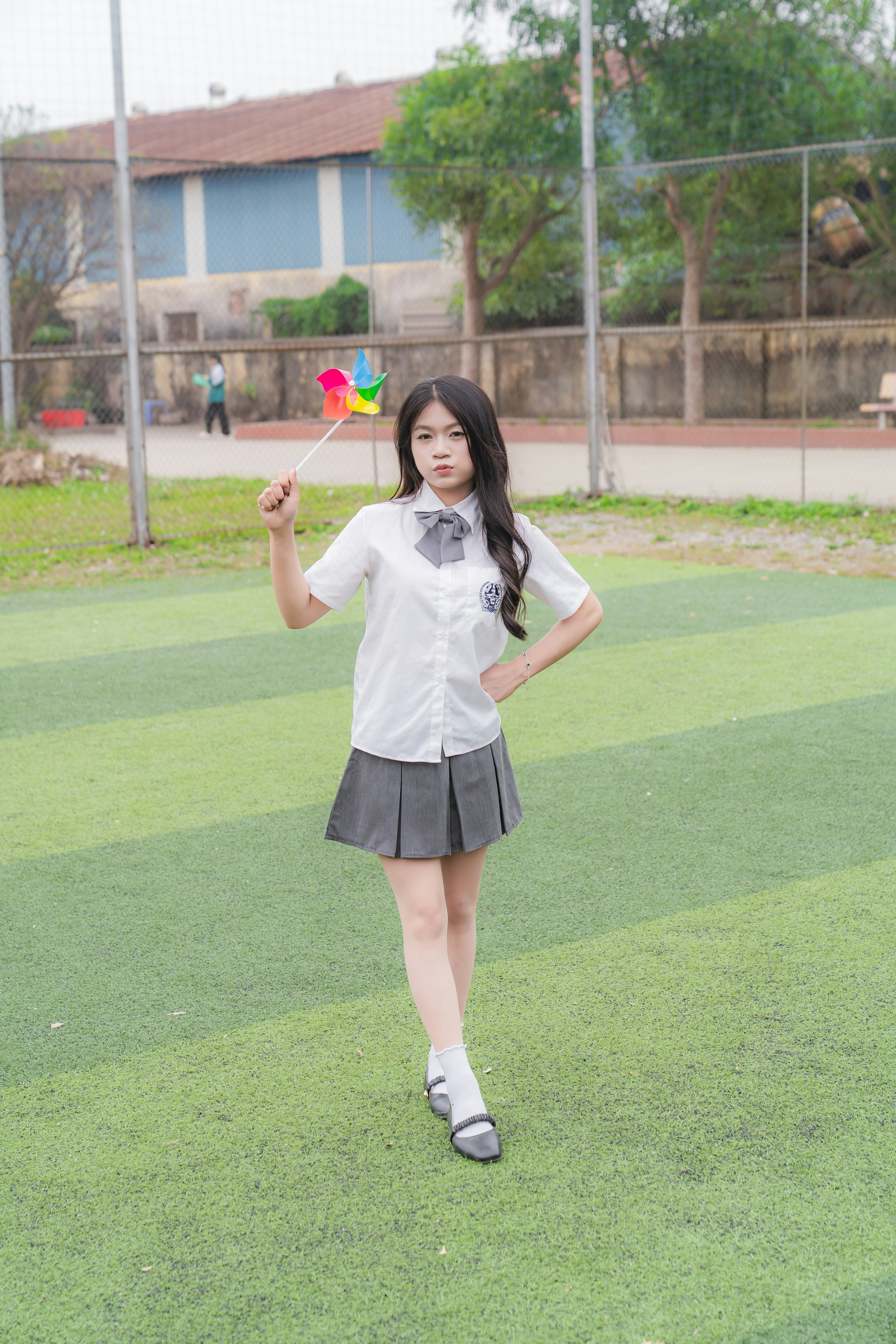 A girl poses with a pinwheel. photo – Free Girl Image on Unsplash