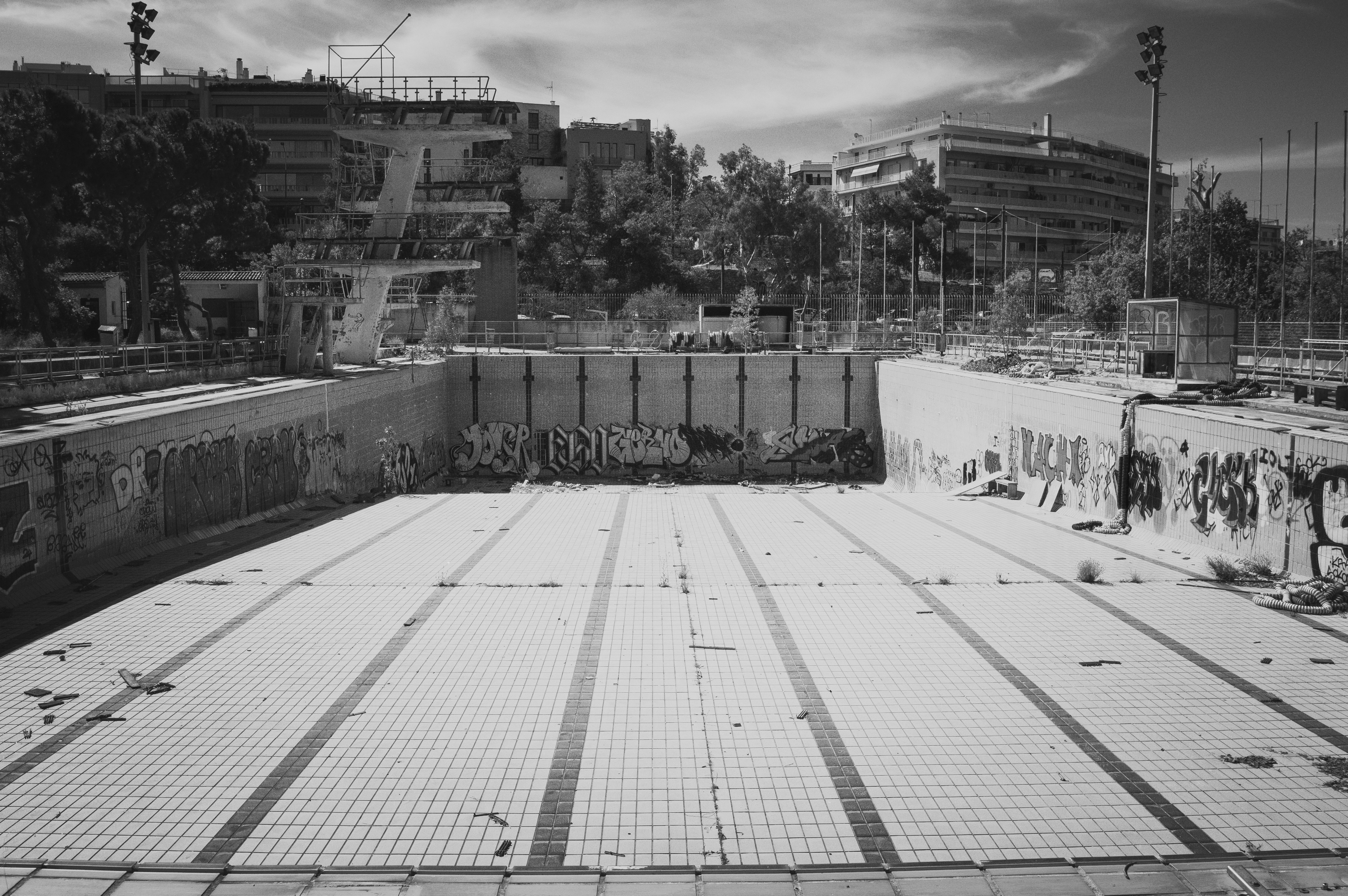 An abandoned swimming pool is empty and depressed. photo – Free City ...