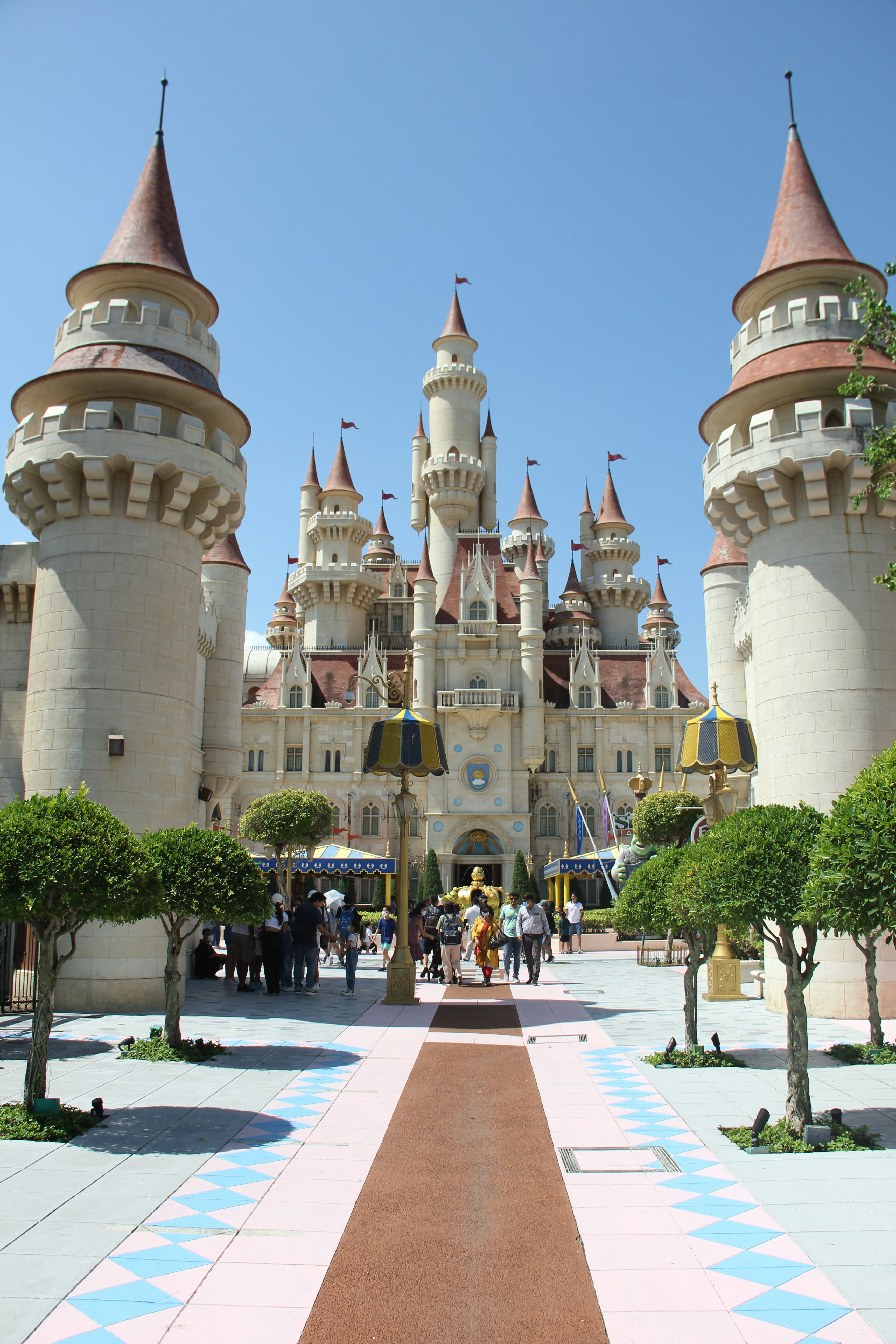 A beautiful castle stands under a bright blue sky. photo – Free City ...