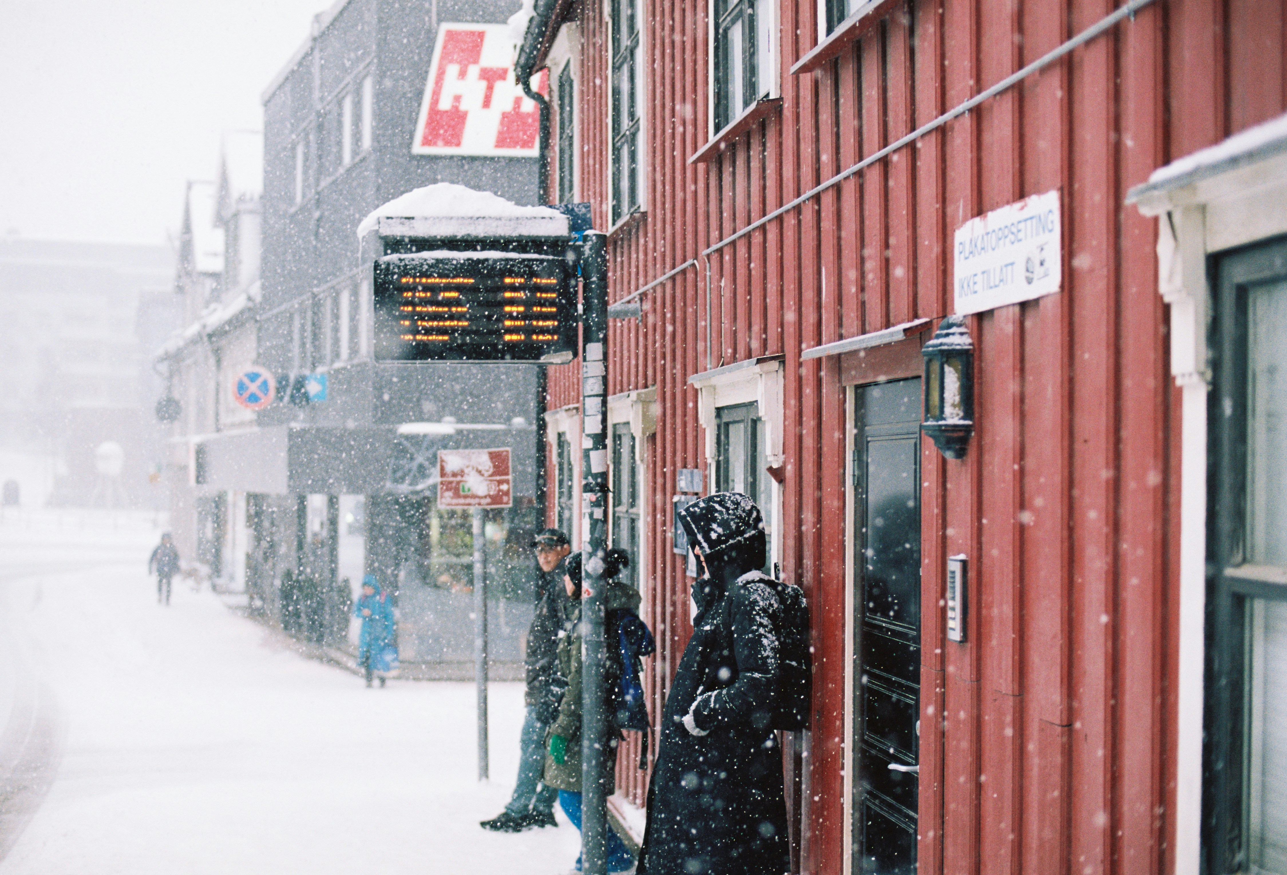 Snowy street scene with people. photo – Free Winter Image on Unsplash