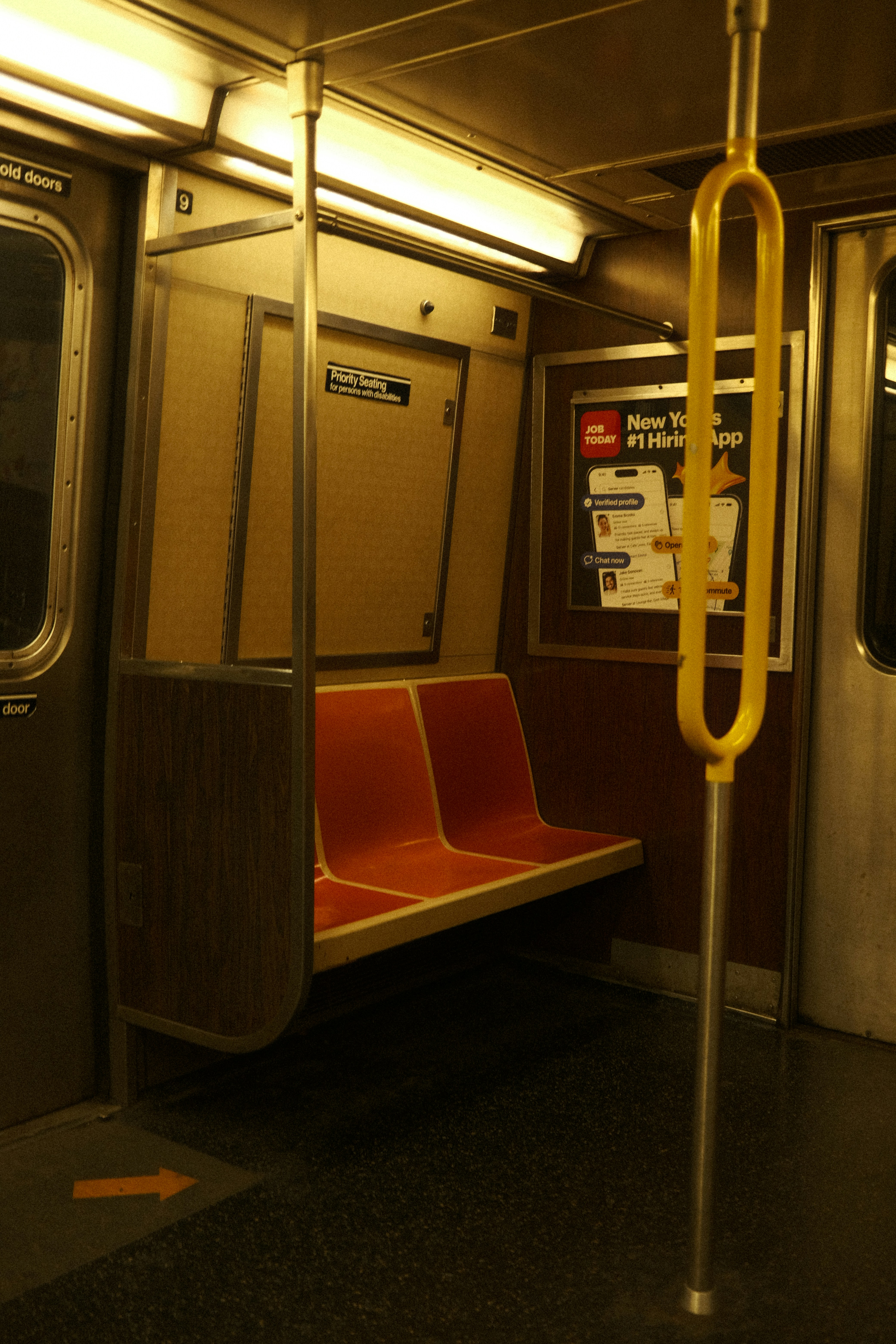 Empty subway seating inside a train car. photo – Free Street photography Image on Unsplash