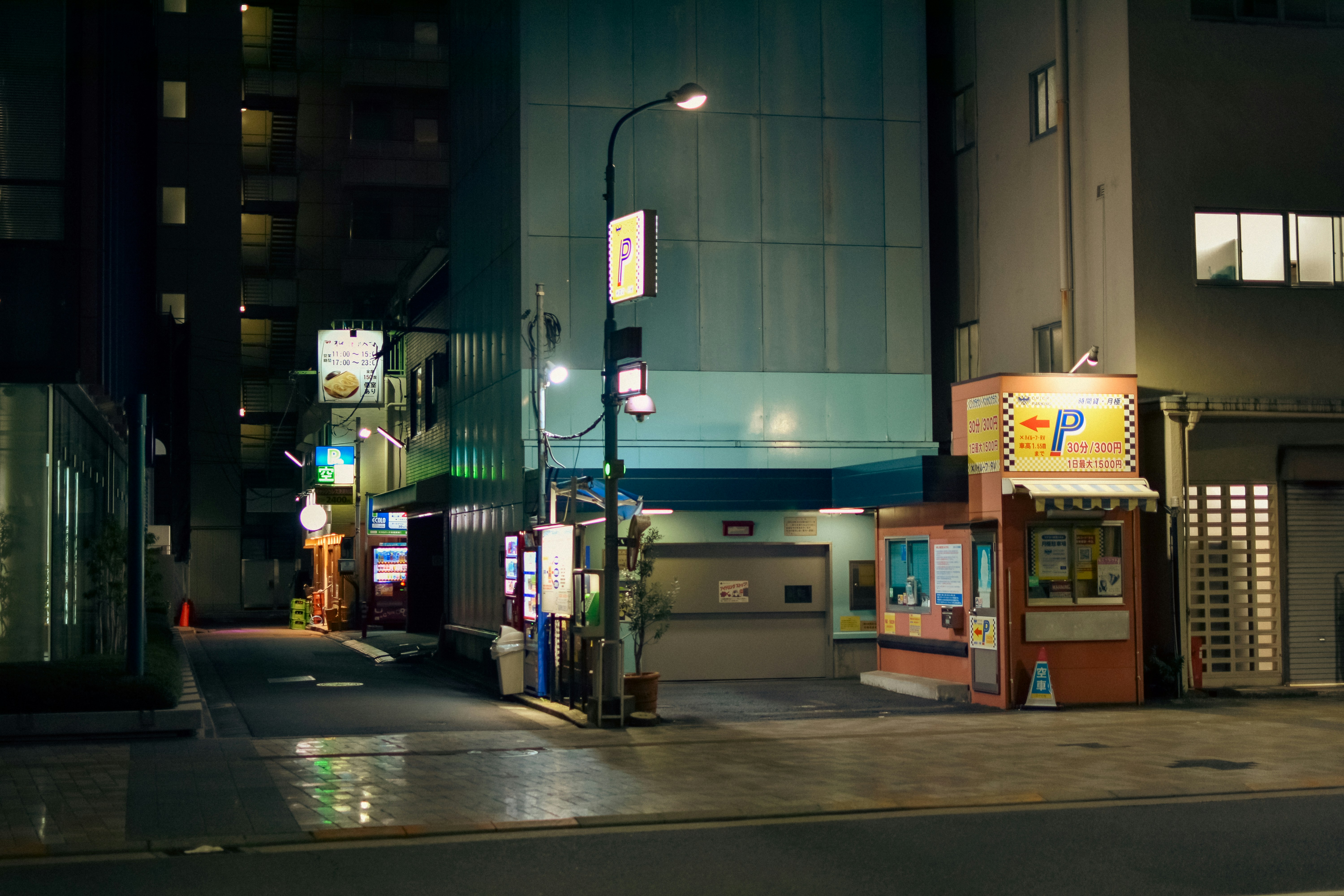 A dark and quiet night scene in a city. photo – Free Building Image on ...
