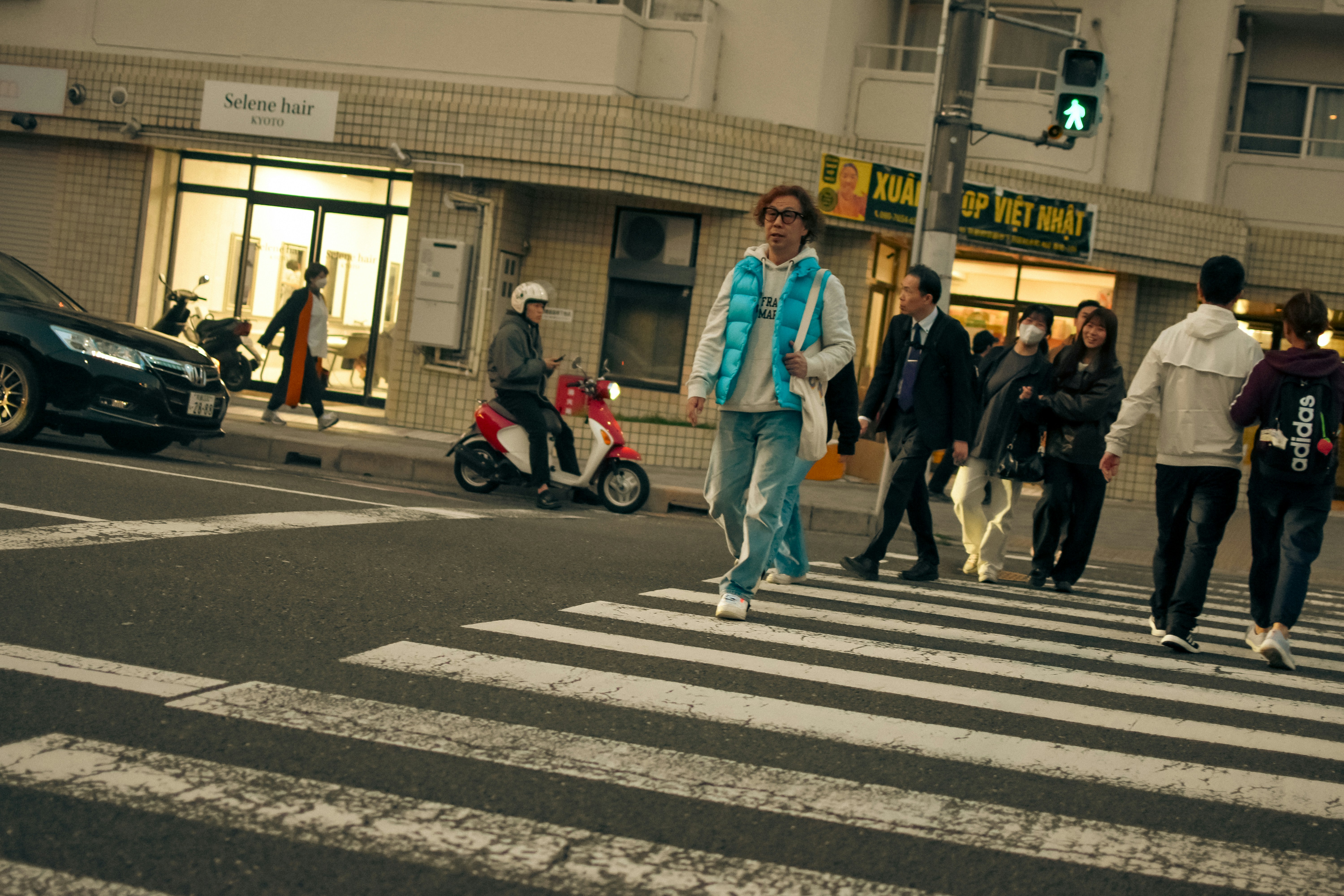 People cross a street in a busy urban environment. photo – Free Car ...