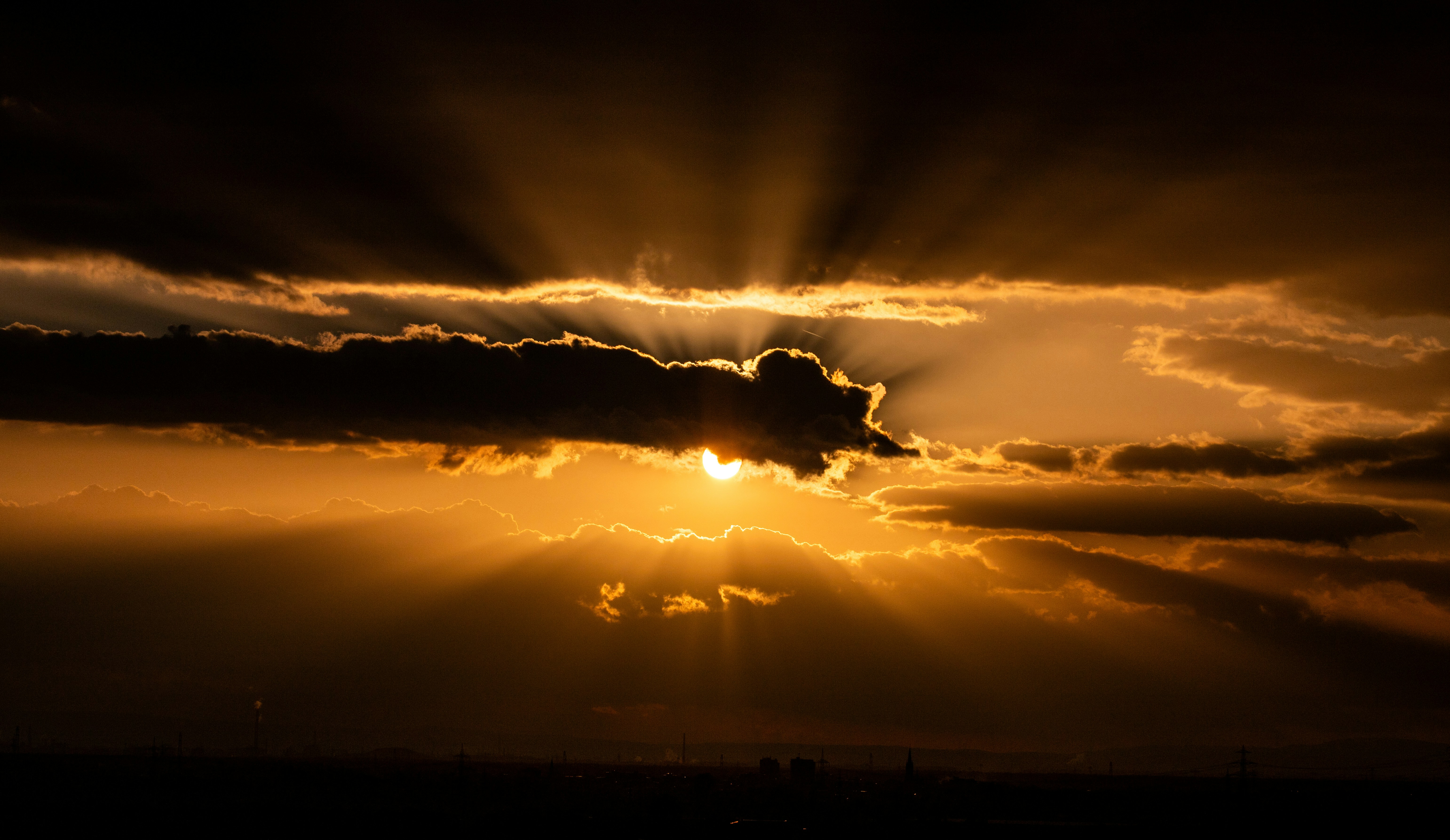 Sunlight bursts through clouds, creating a dramatic sunset. photo – Free Sunrise Image on Unsplash