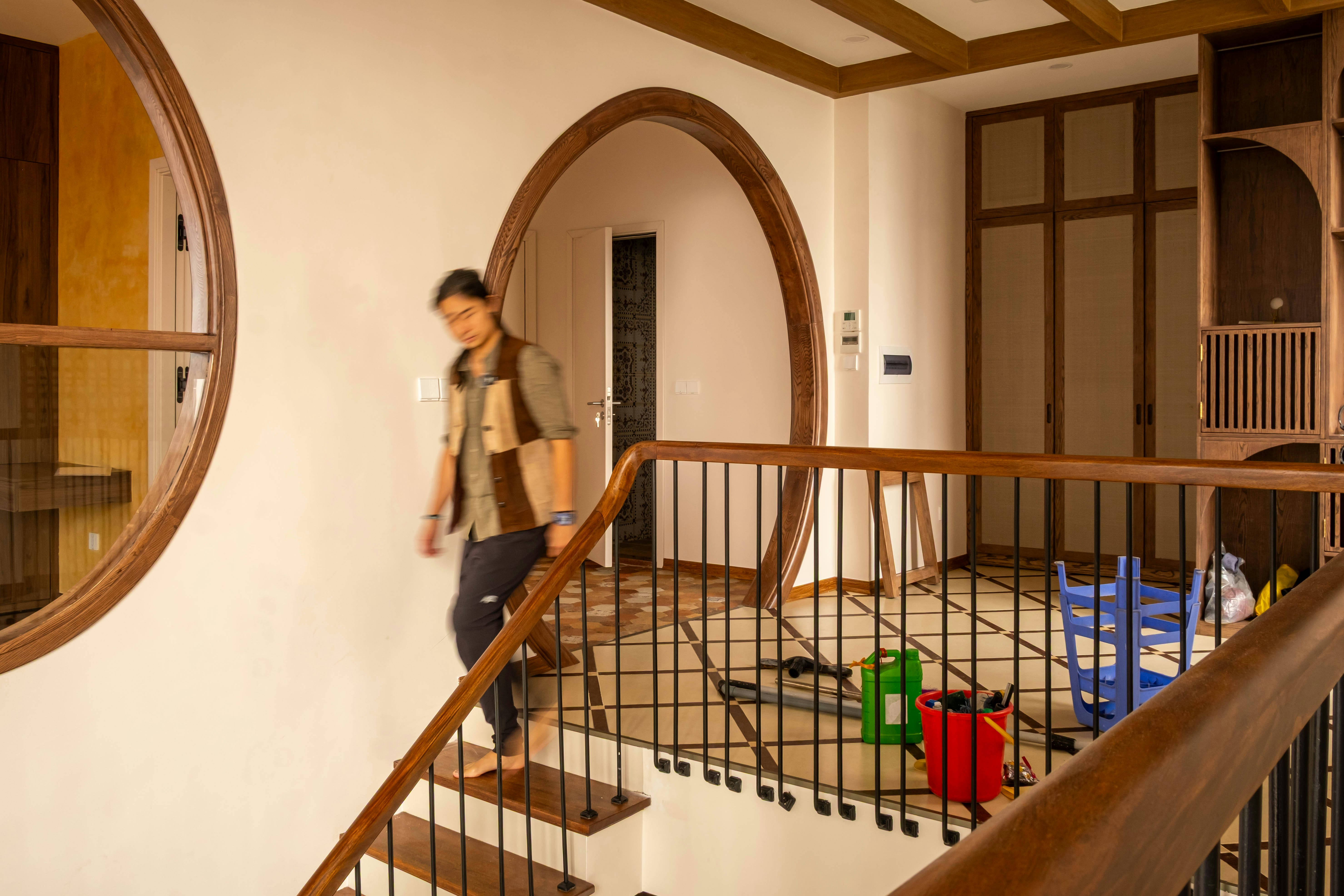 Between Circles and Rails: A Quiet Walk Through a Circular Atrium