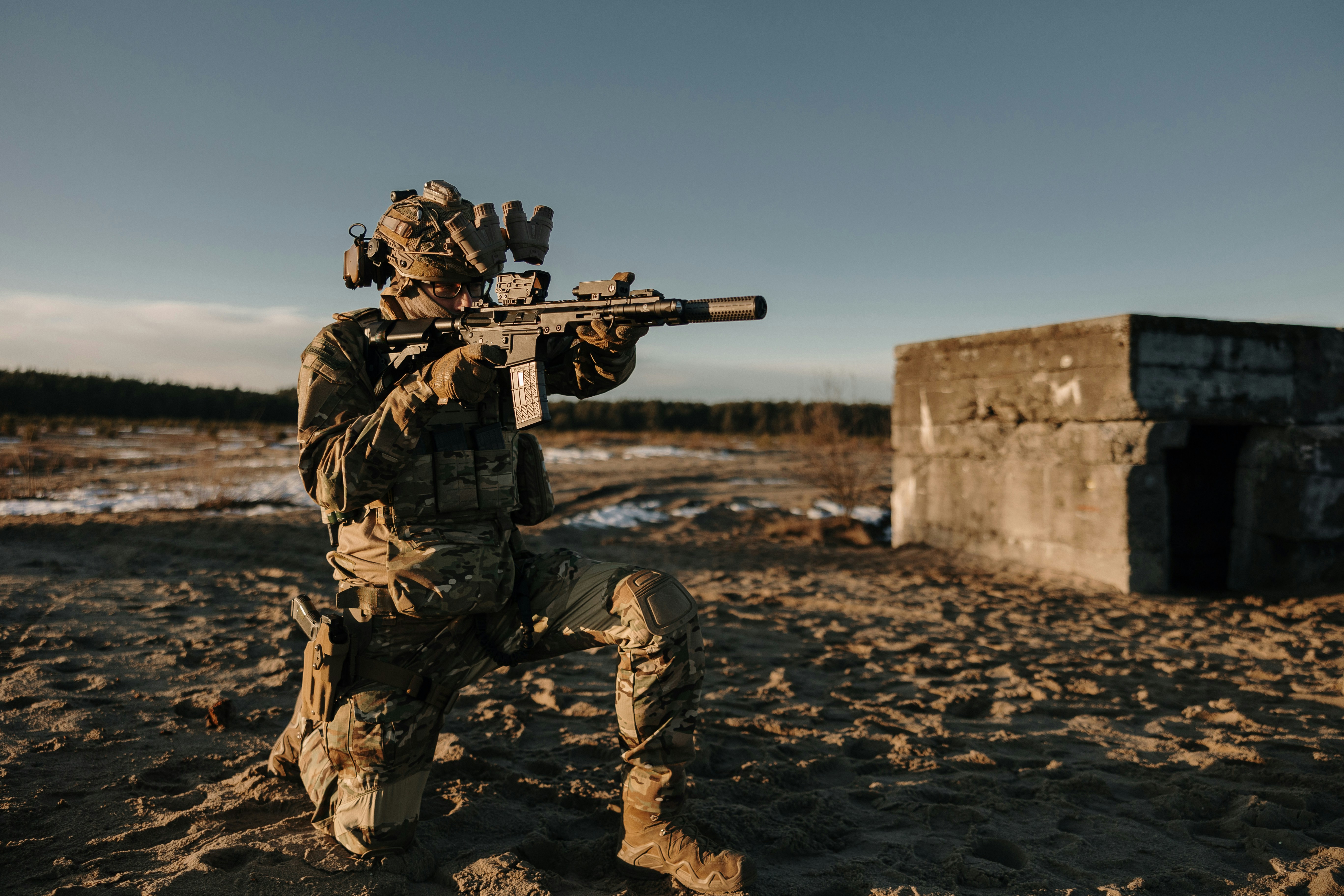 Soldier kneels and aims rifle in a training exercise. photo – Free Man ...