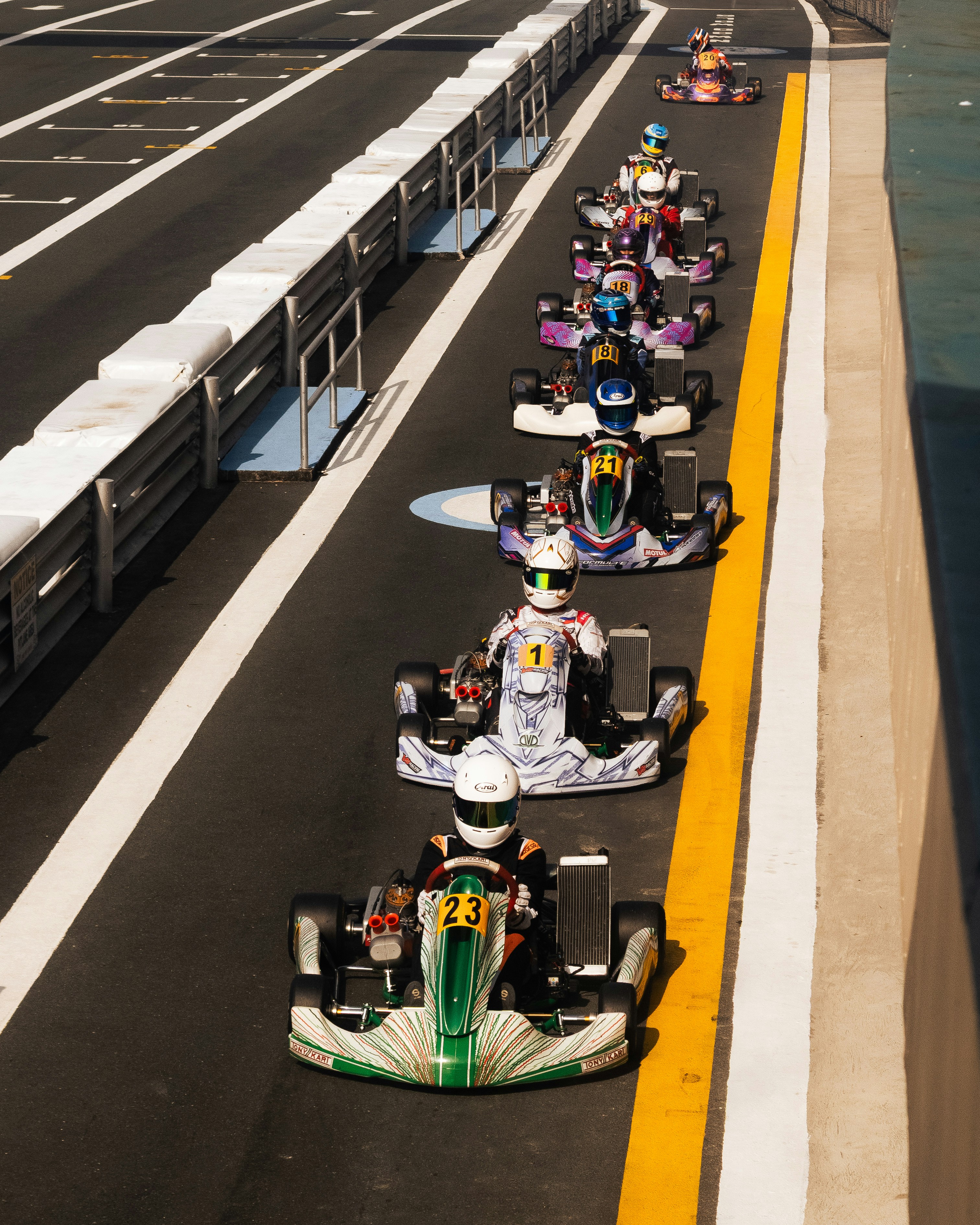 Go-karts line up on the starting grid. photo – Free Car Image on Unsplash