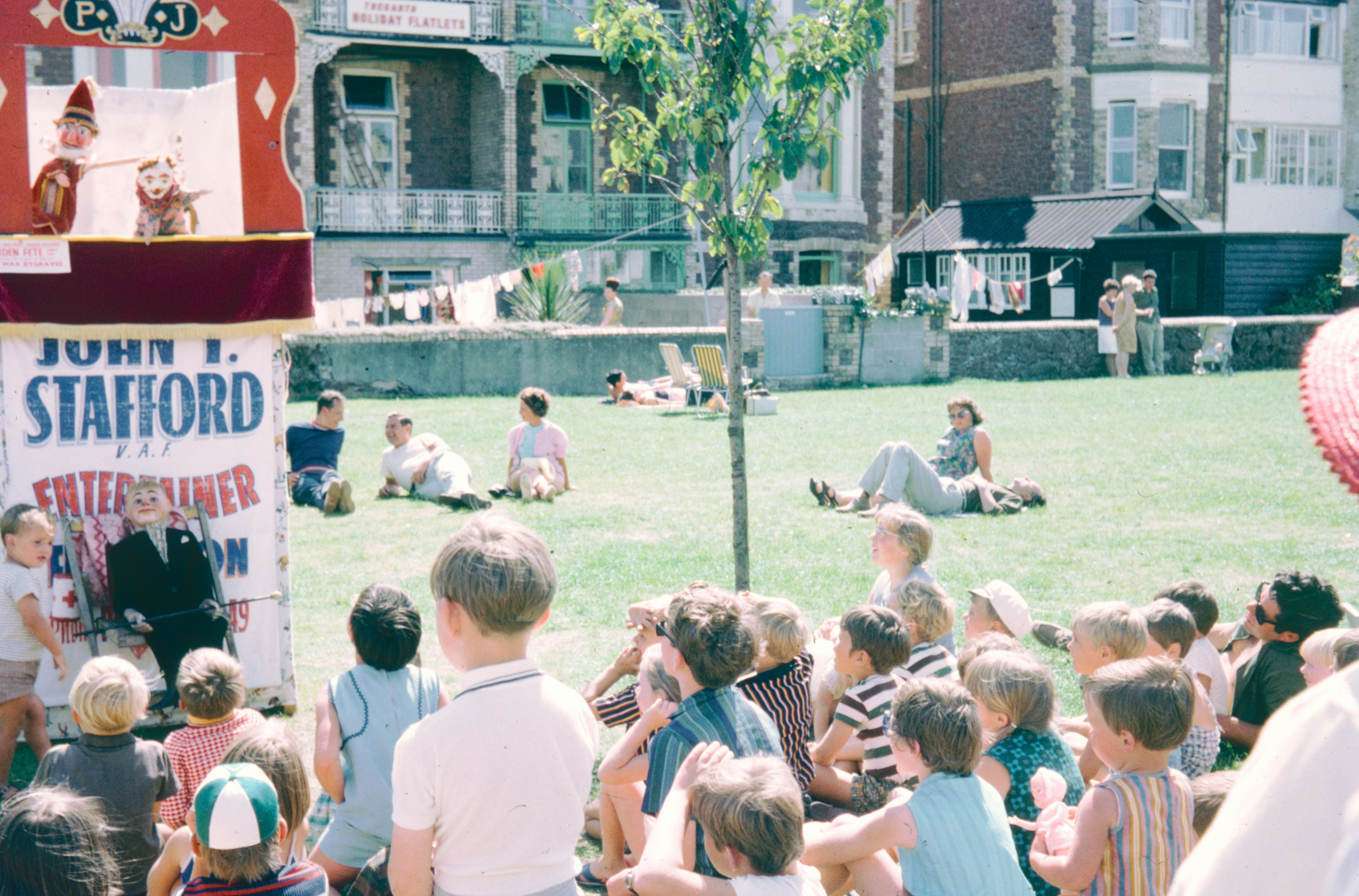 A puppeteer entertains children outdoors with his show. photo – Free ...