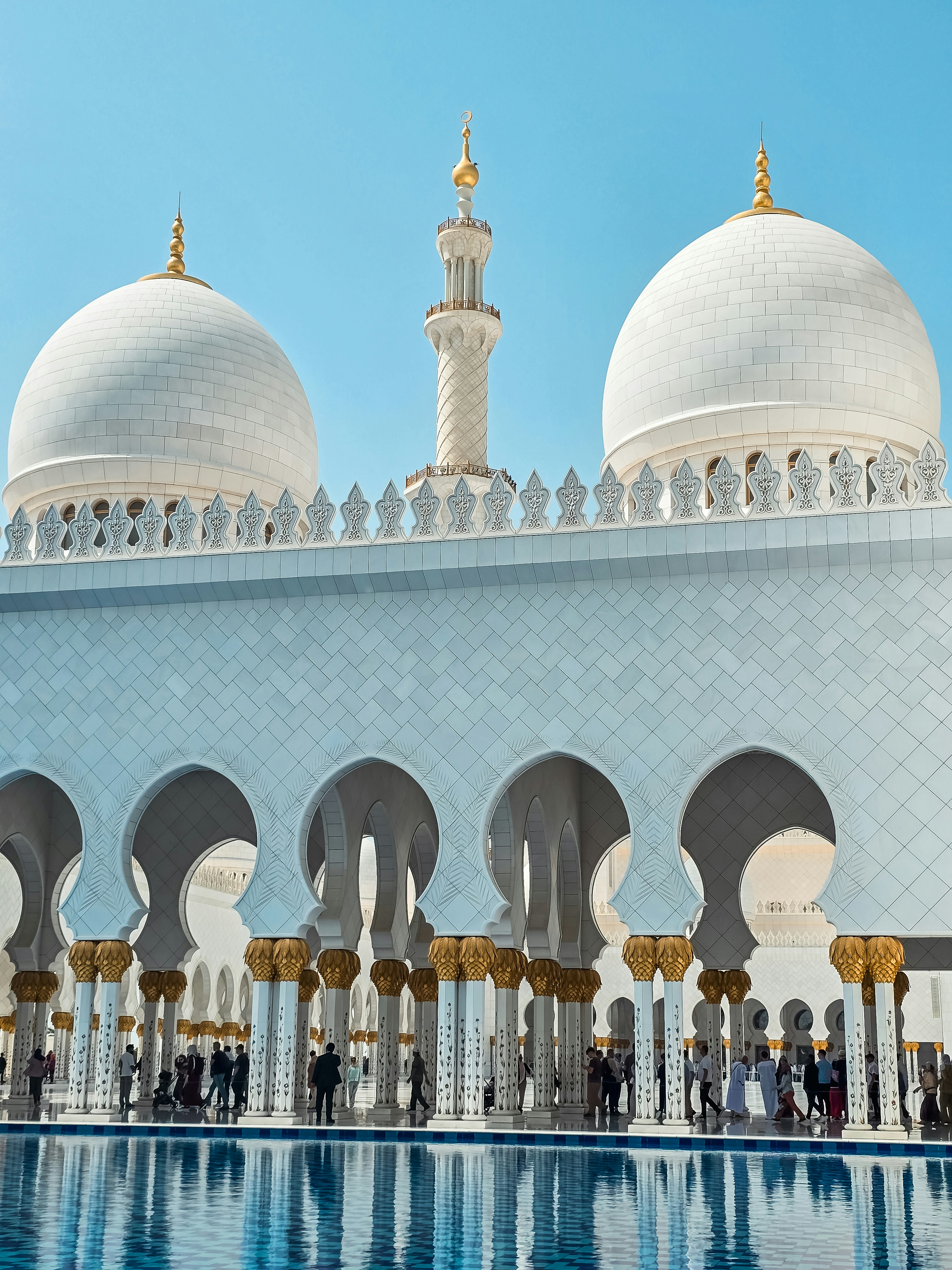 A beautiful white mosque reflects in the water. photo – Free Building ...