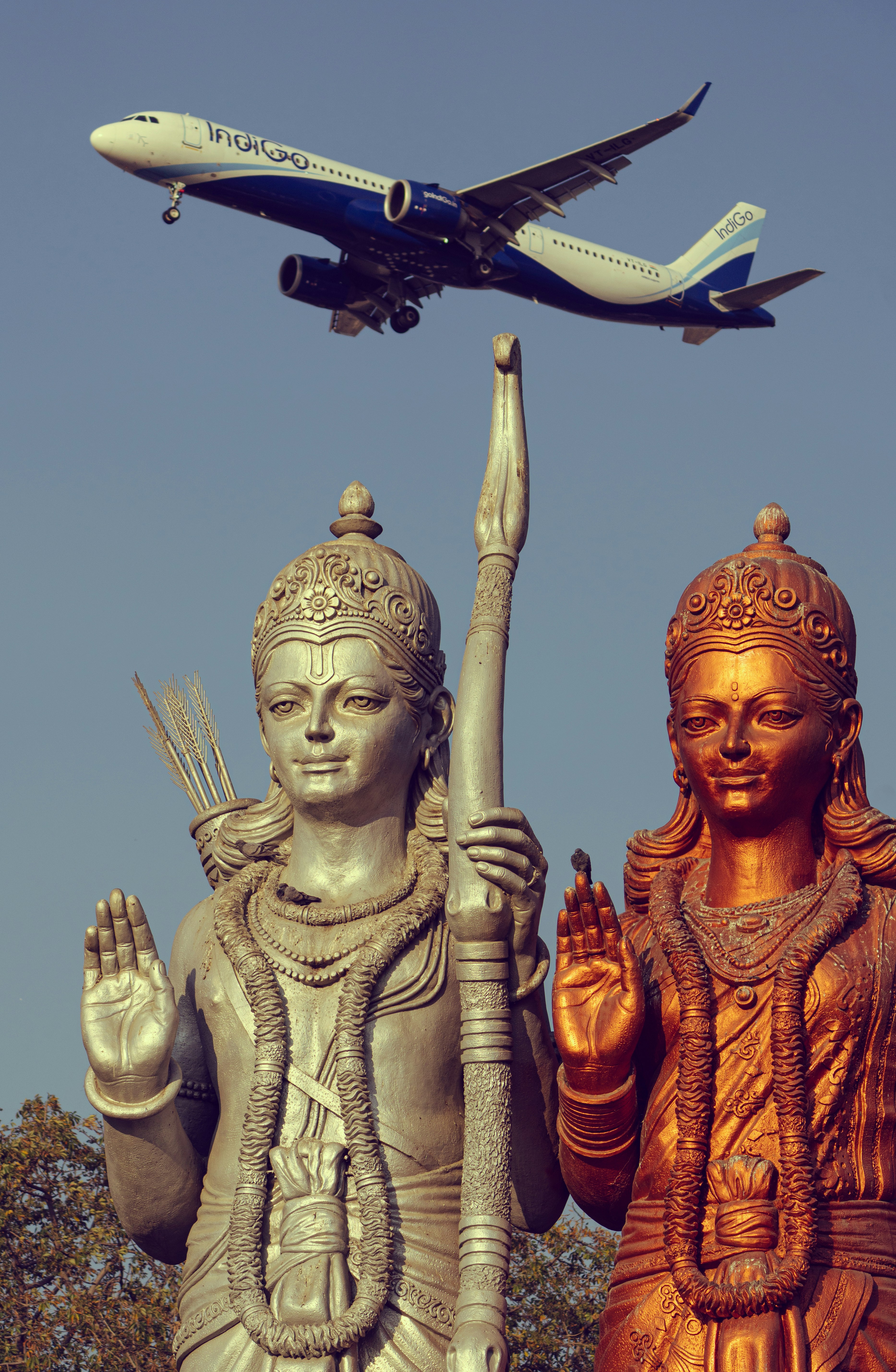 Airplane flies over hindu deities. photo – Free Flight Image on Unsplash