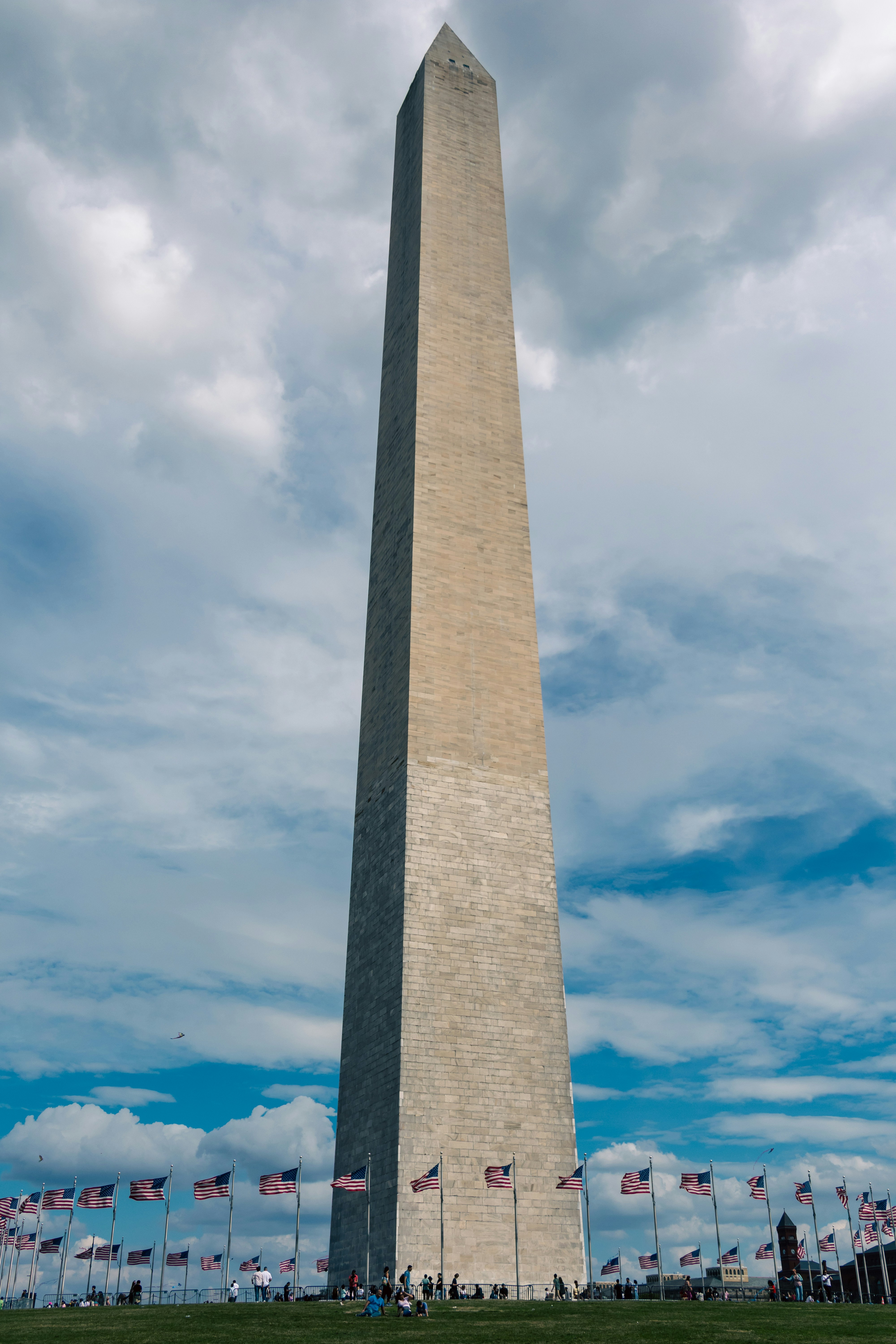 The washington monument stands tall under a cloudy sky. photo – Free ...