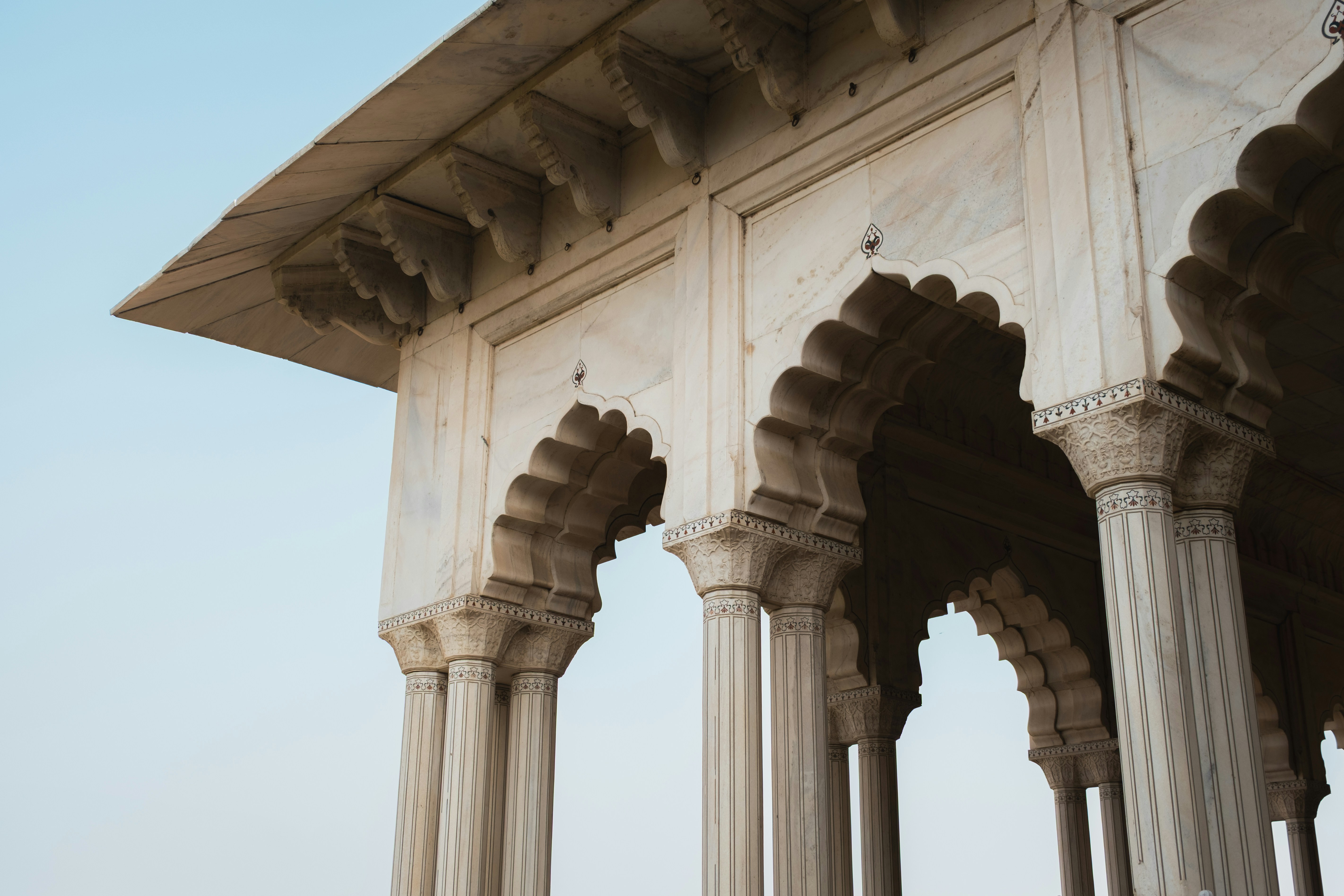 Arcos y columnas decoran una estructura blanca histórica. foto – Imagen ...