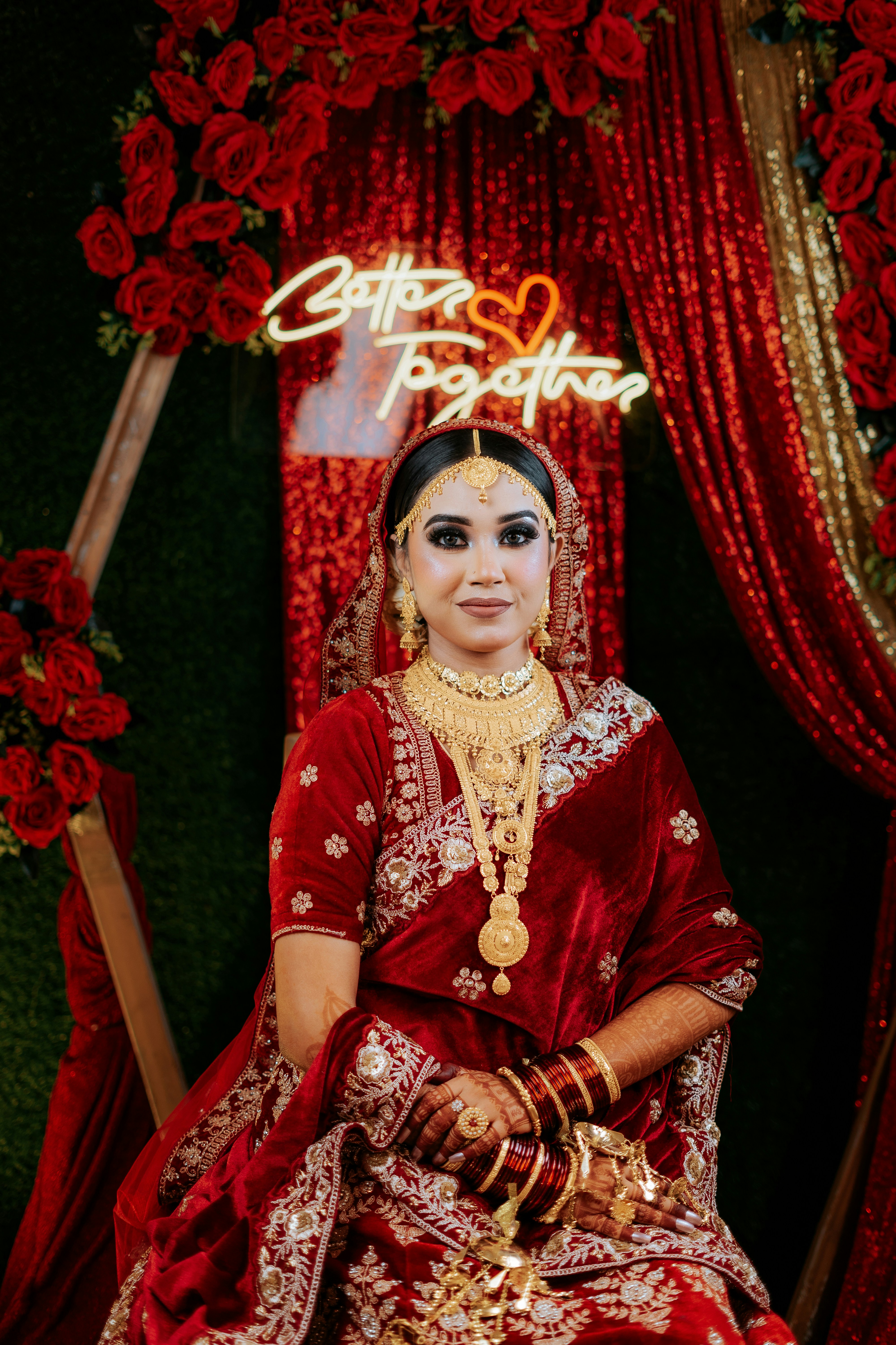 A beautiful bride poses with wedding decorations. photo – Free Wedding ...