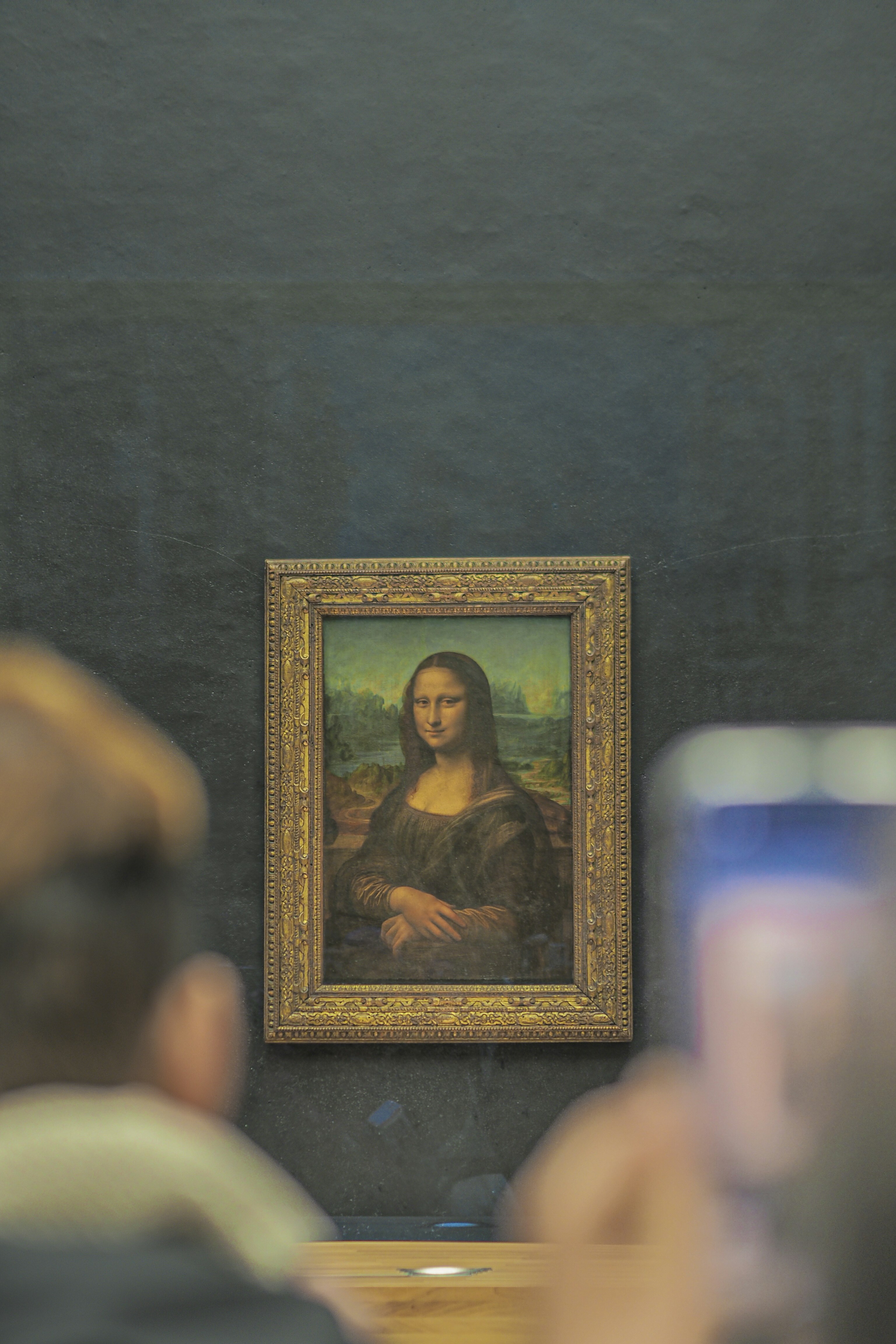 The mona lisa is displayed in a museum. photo – Free Paris Image on ...