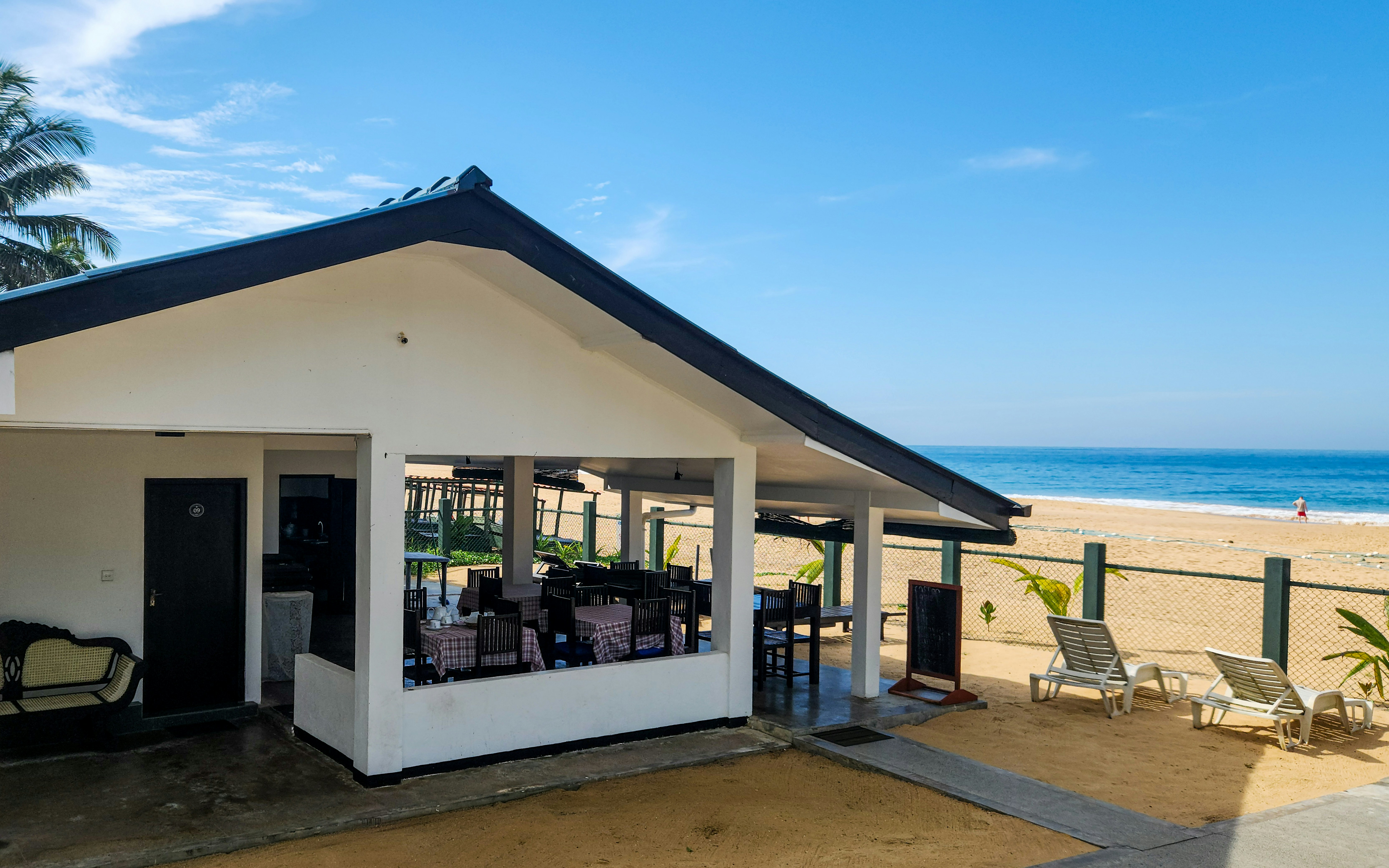 A beachside restaurant with a view of the ocean. photo – Free Beach ...
